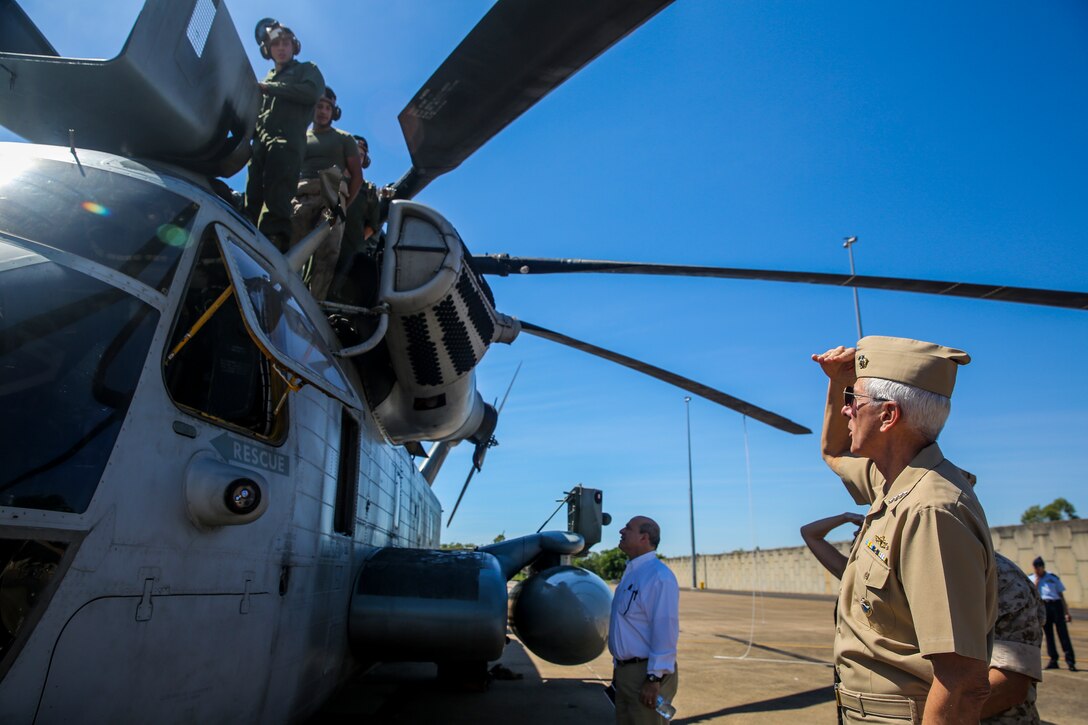 Adm. Samuel Locklear visits MRF-D Marines and Sailors