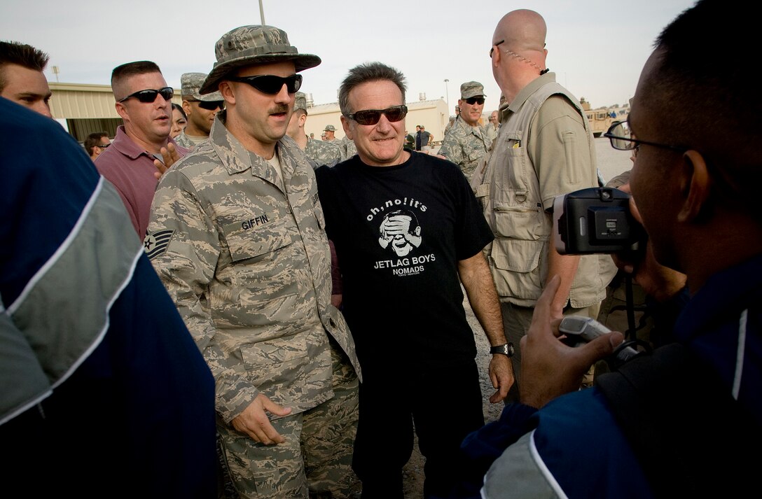 Robin Williams poses for photos with U.S. troops assigned to the Life ...