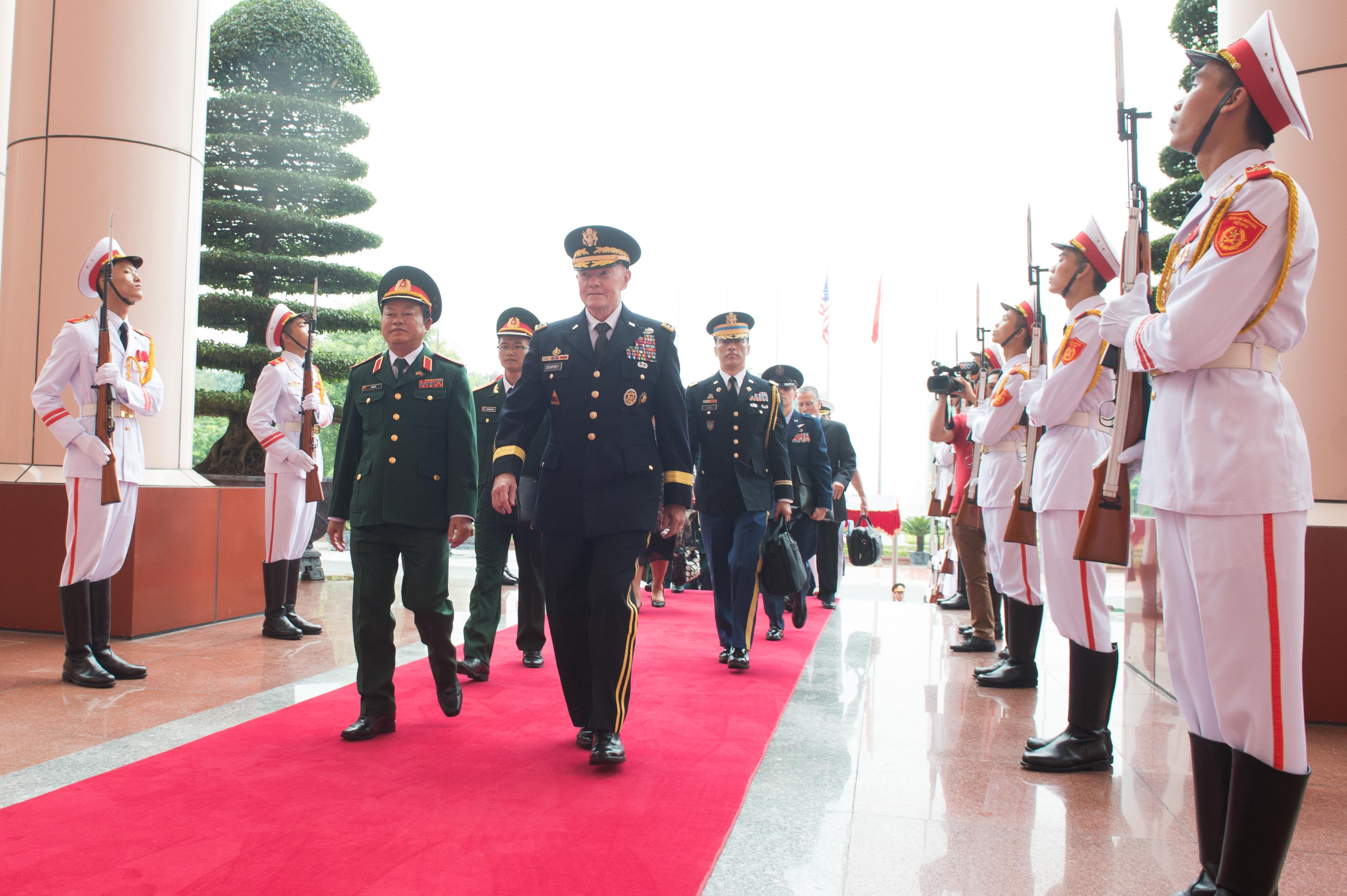 File:Martin E. Dempsey & Đỗ Bá Tỵ (Tỵ crop).jpg - Wikimedia Commons