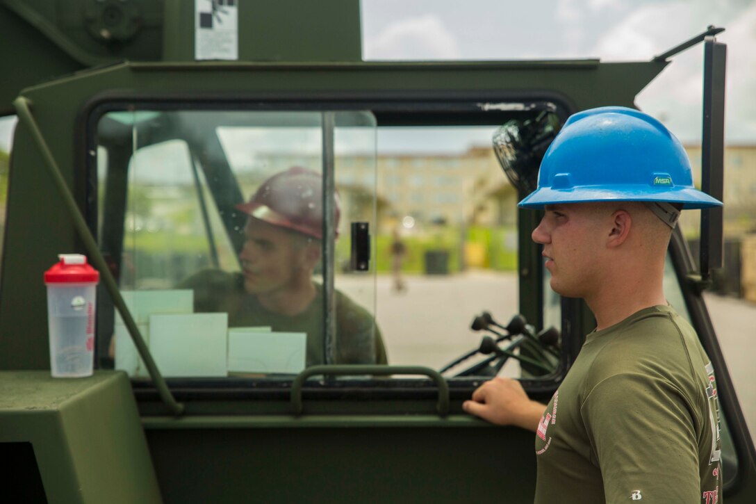 Marines conduct crane license training