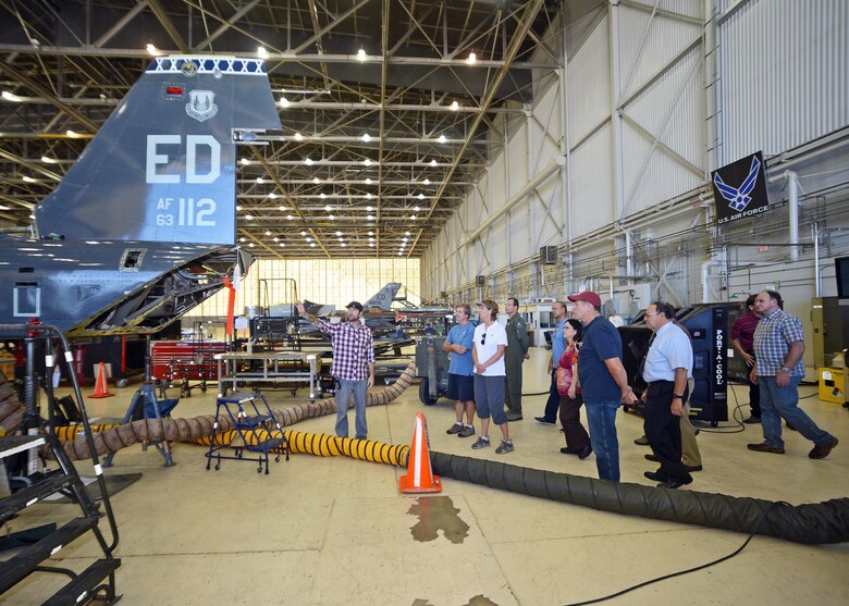 Honorary commanders tour 412th Maintenance Group > Edwards Air Force ...