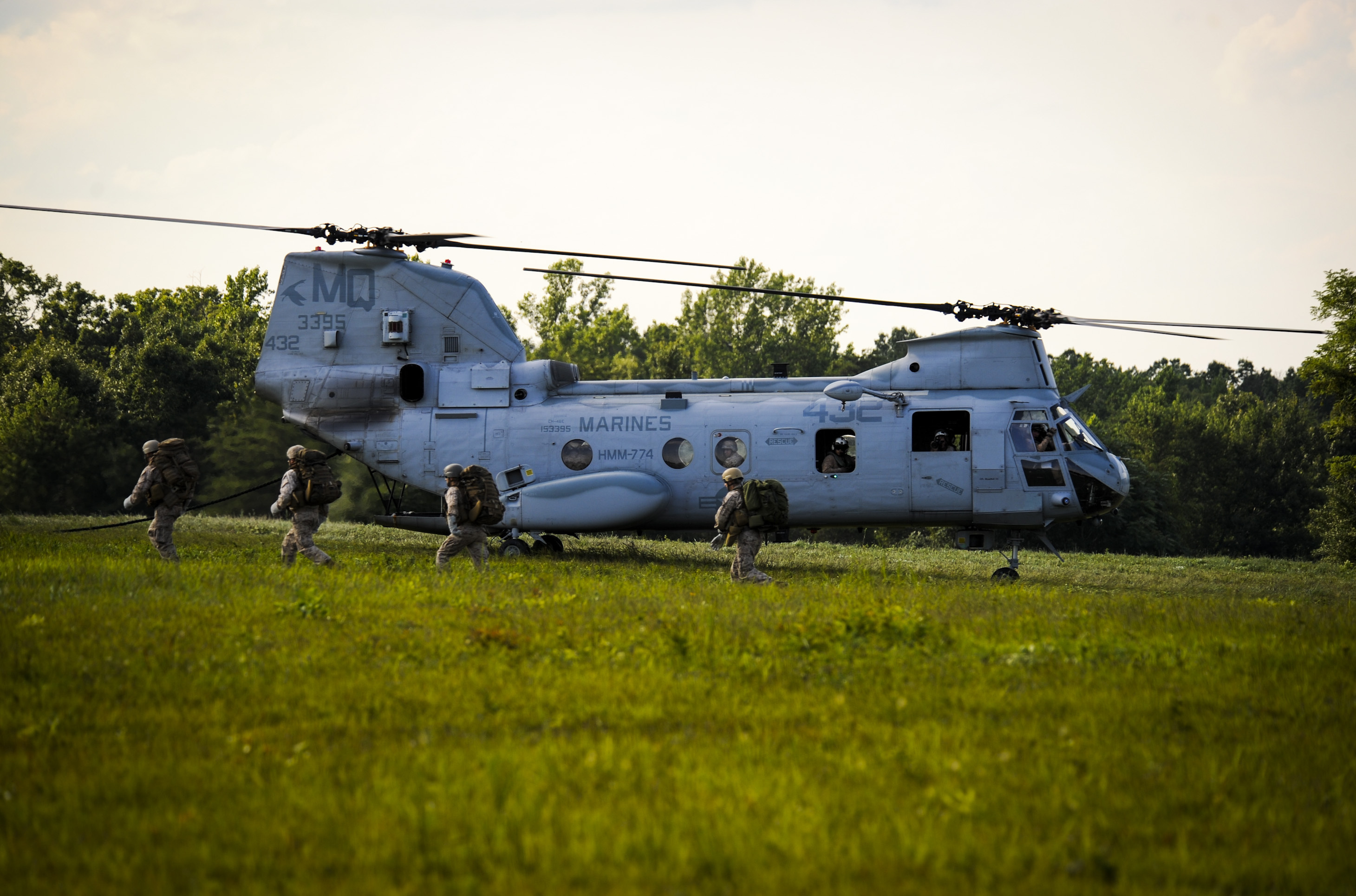 4th Recon rappel and fast rope out of a CH-46E Sea Knight
