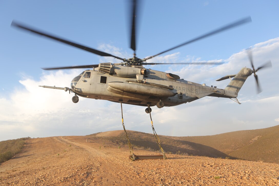 HMH-462 conducts external lift training with CLR-17