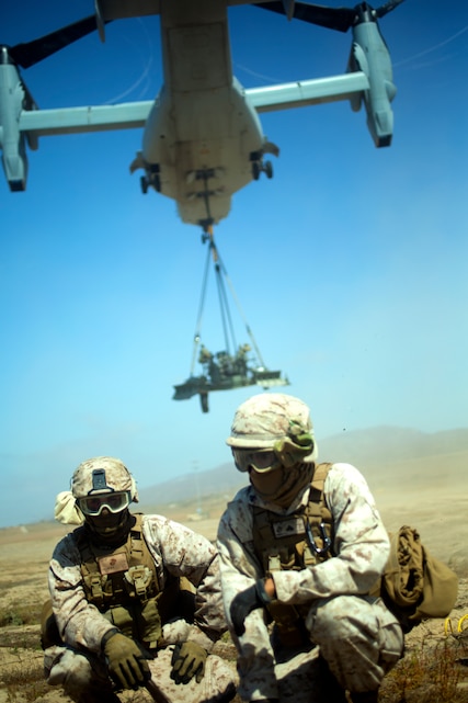 'Cannon Cockers' Practice force projection > 1st Marine Division ...