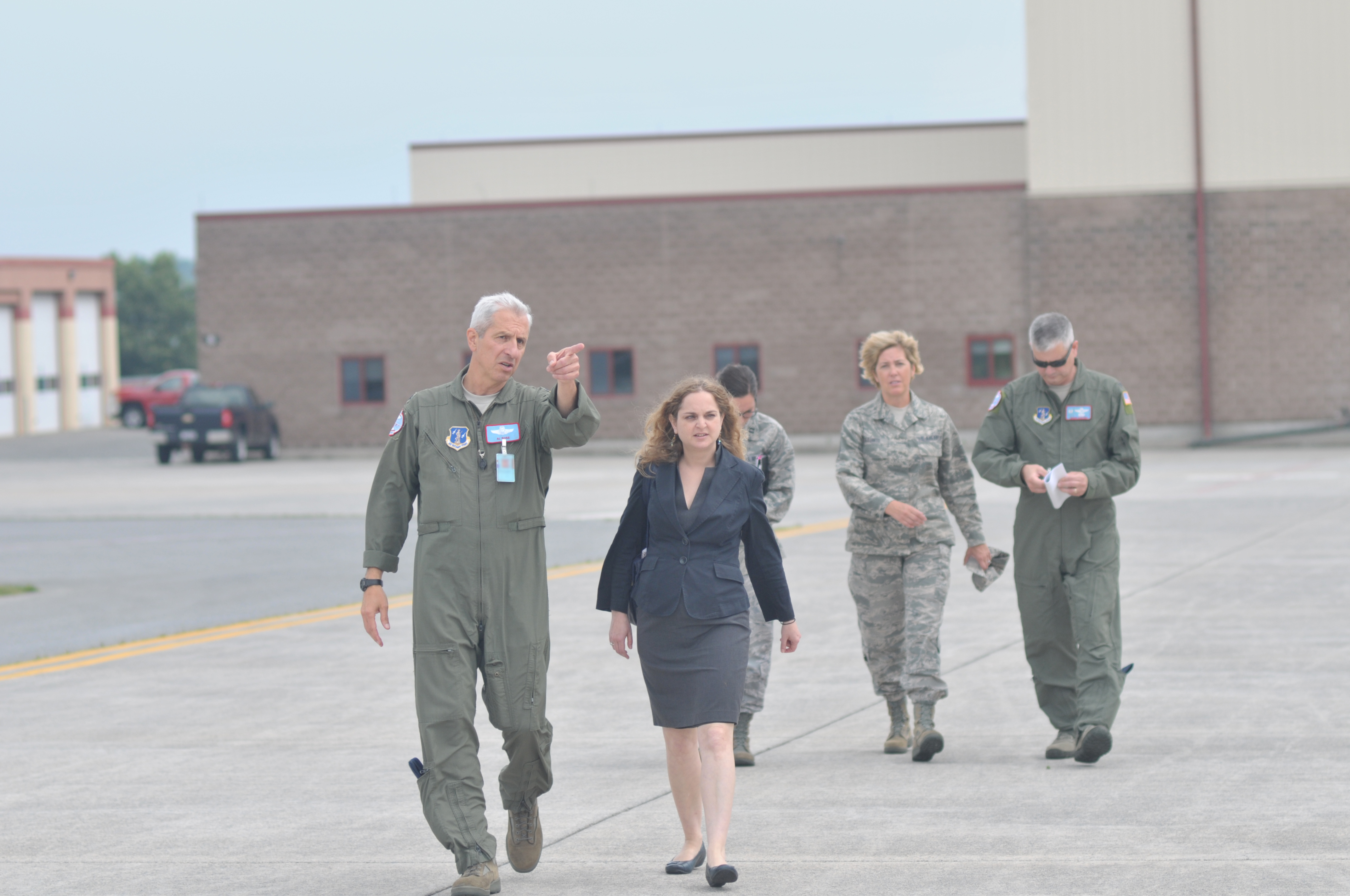 Senator's staff tours 109th AW, aircraft > 109th Airlift Wing > Article ...