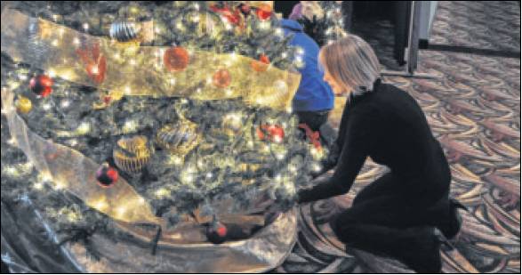 Volunteers spread holiday cheer at Wright-Patt Club > Wright-Patterson ...