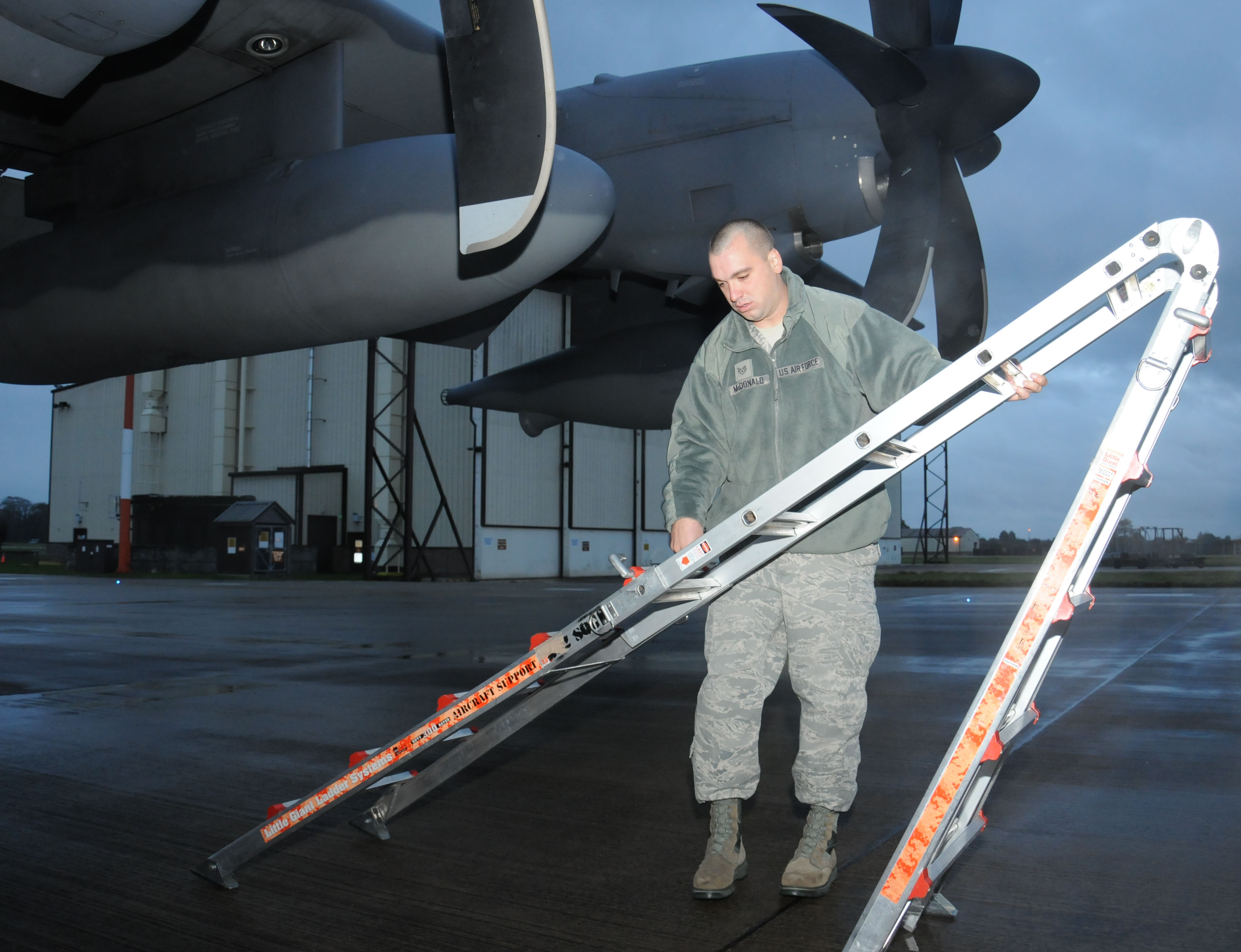 Crew chief dedicated to his MC-130J Commando II aircraft > Royal Air ...