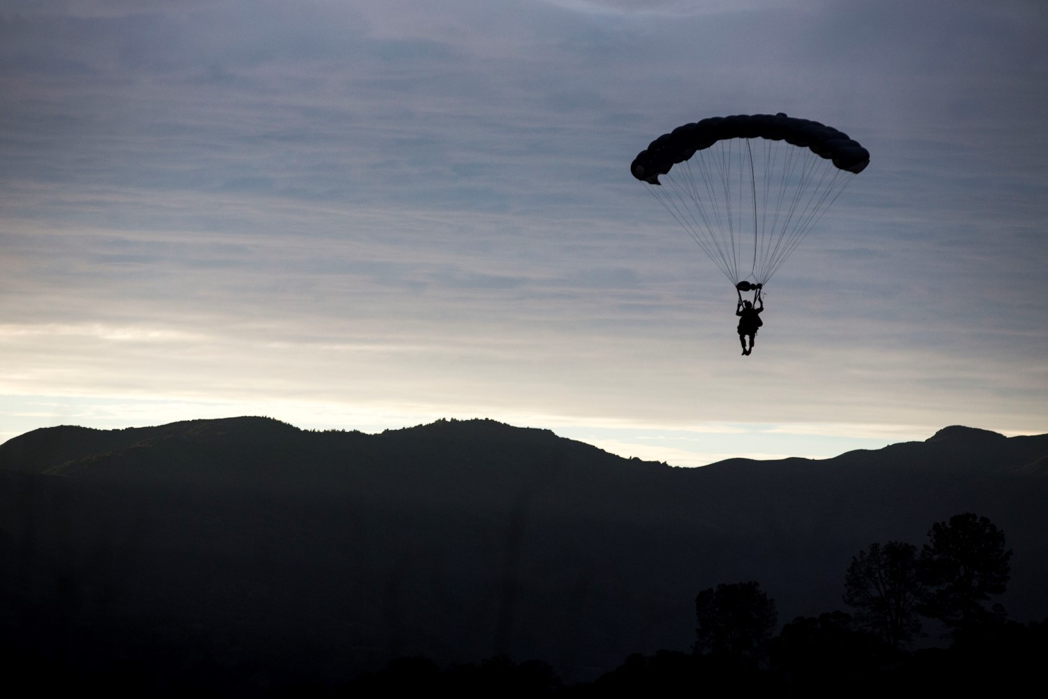 15th MEU Marines conduct static line jumps