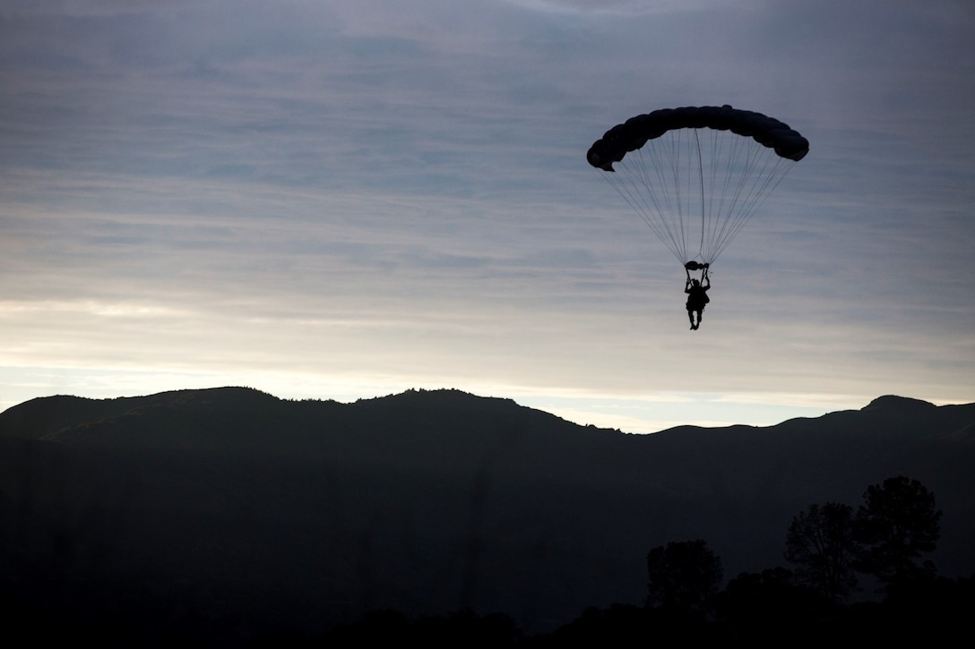 15th MEU Marines conduct static line jumps