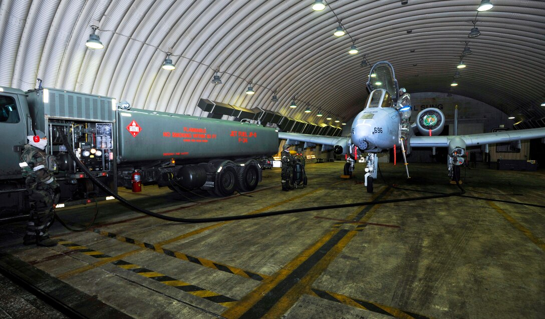 U.S. Air Force airmen load fuel into an A10 Thunderbolt II aircraft ...