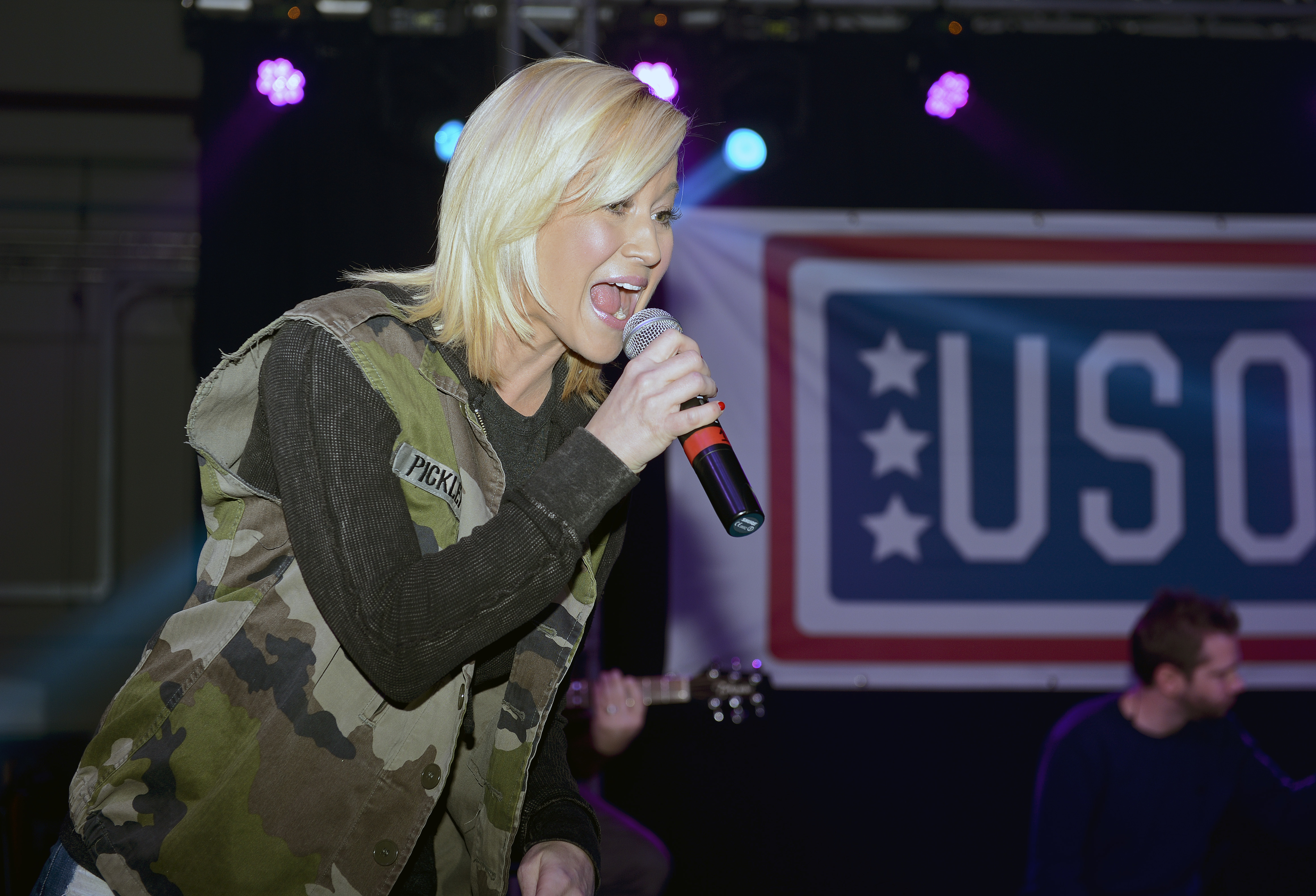 Kellie Pickler, country music artist, sings for airmen at the USO ...