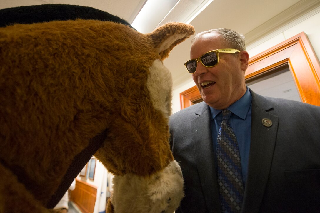 Deputy Defense Secretary Bob Work bonds with the Army's mule mascot ...