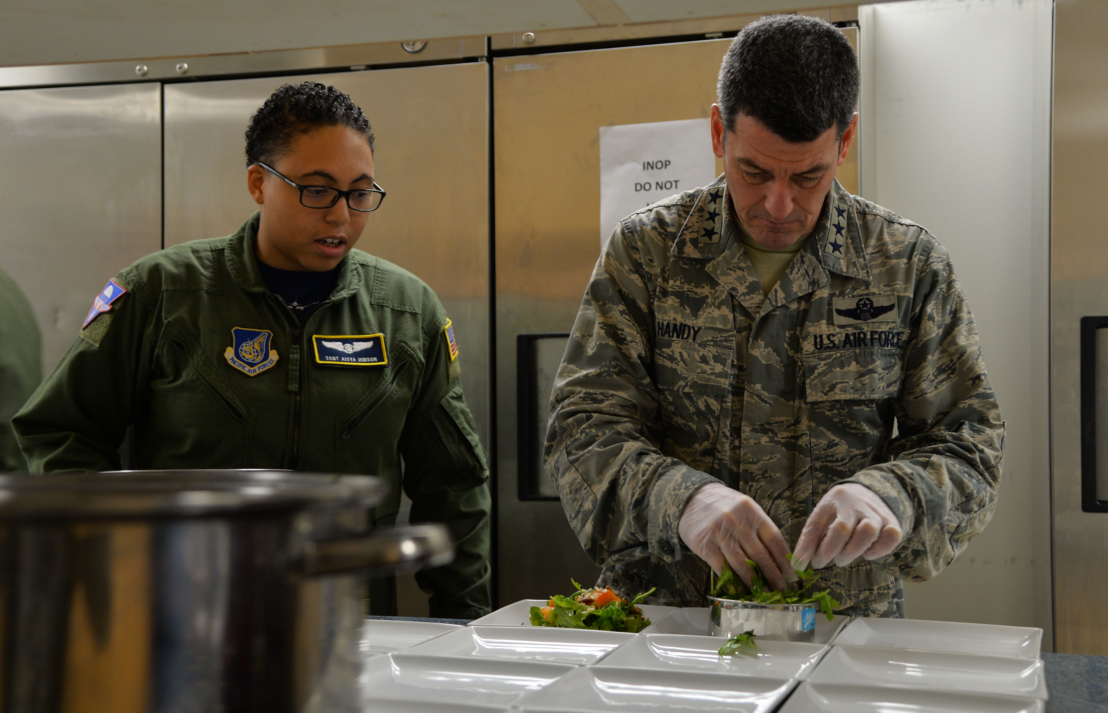 11th AF commander visits Hickam > 15th Wing > Article Display