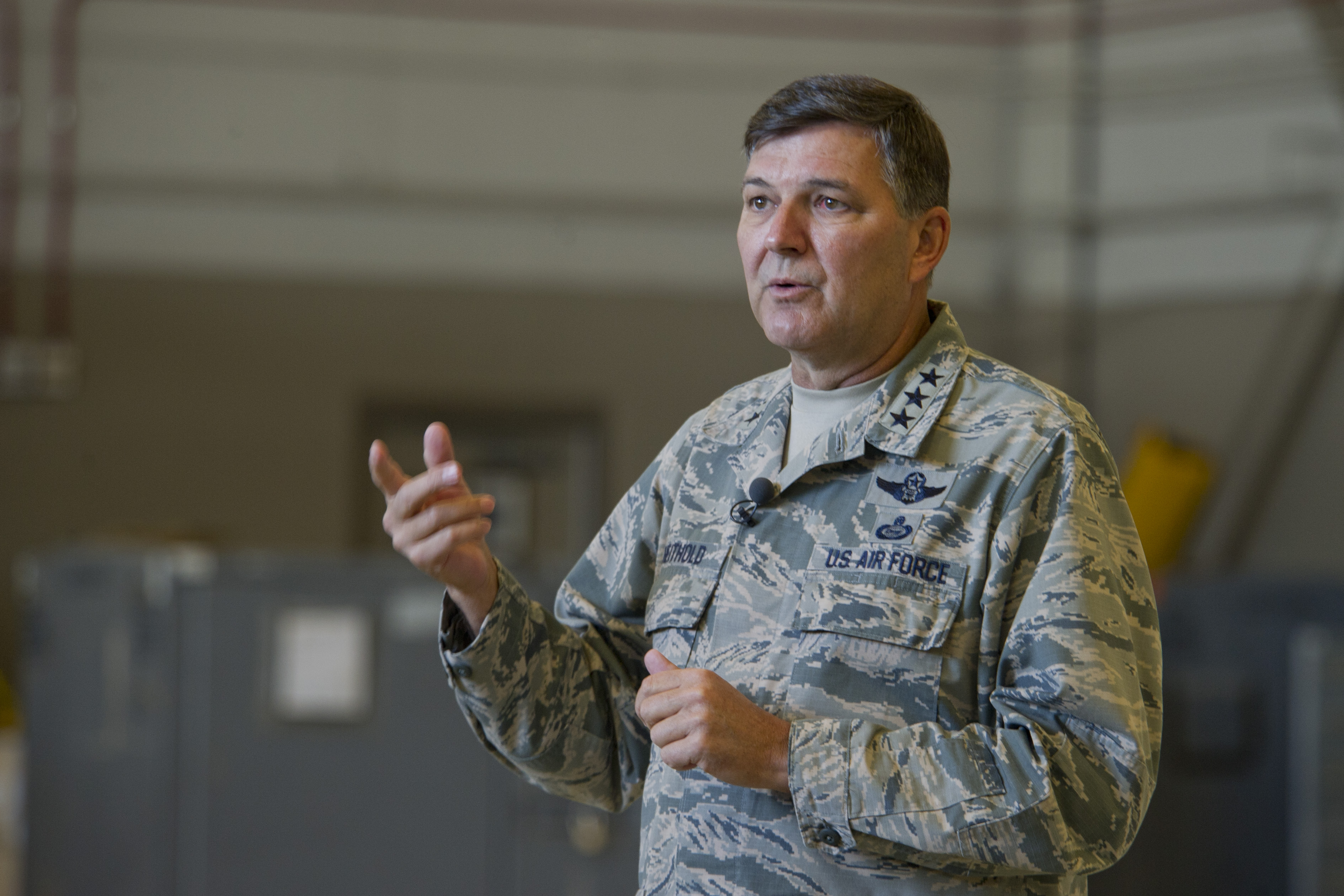 AFSOC commander meets, greets Air Commandos