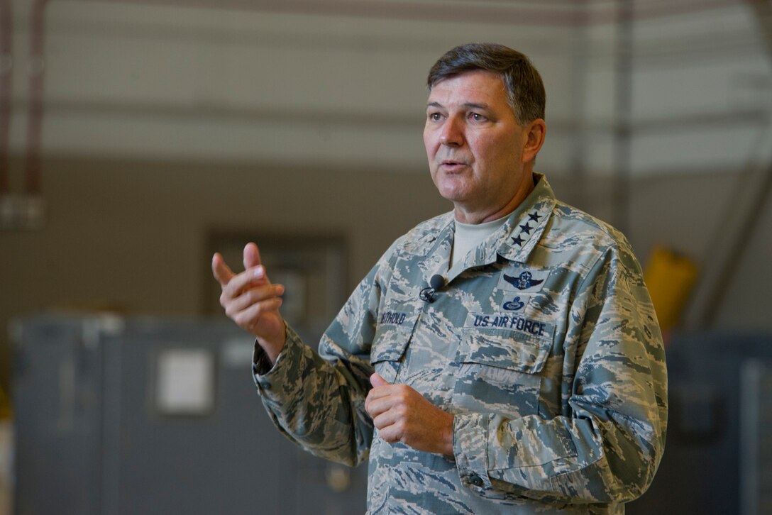 AFSOC commander meets, greets Air Commandos