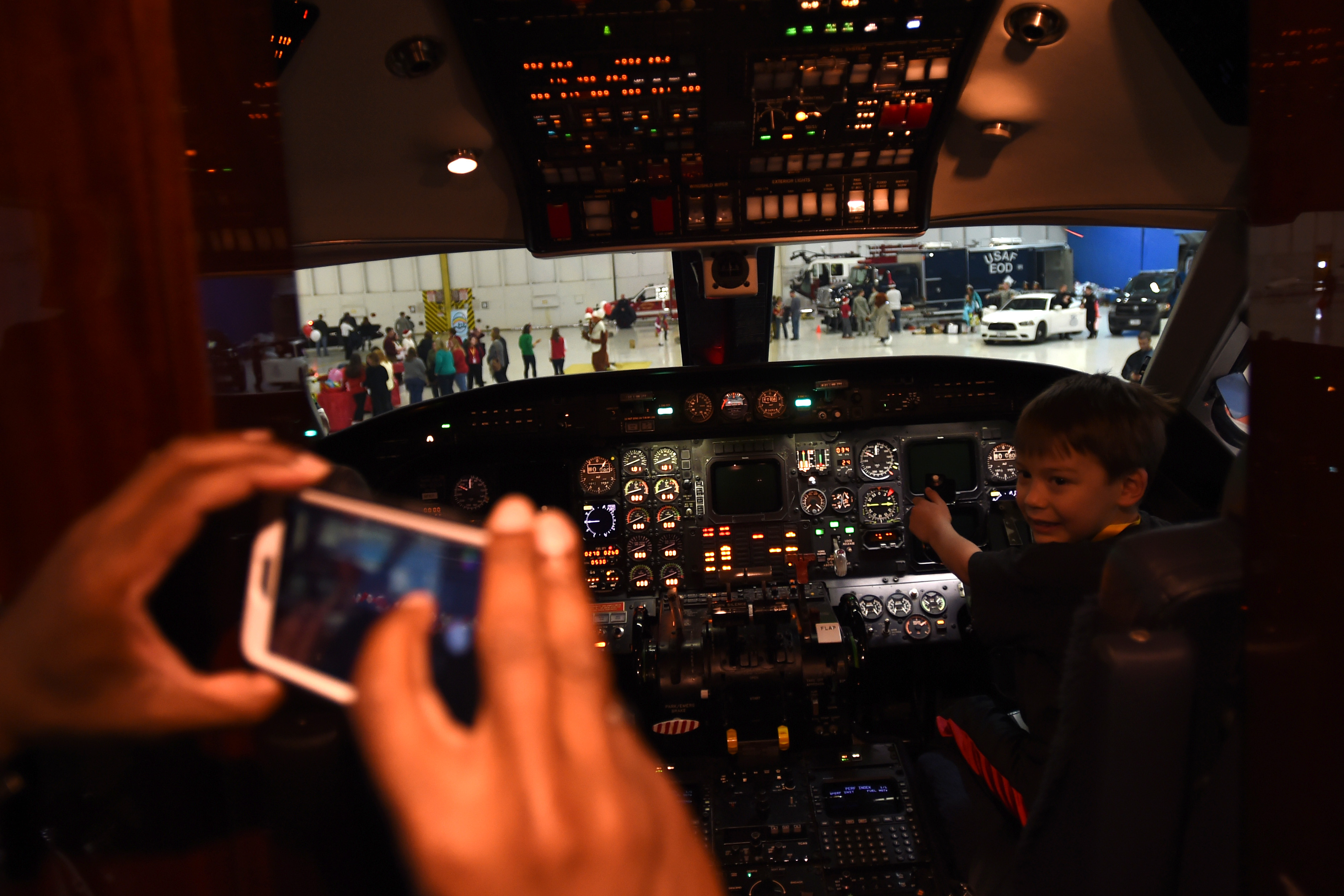 Rocking around Hangar 3: A Happy Holiday > Joint Base Andrews > Article ...