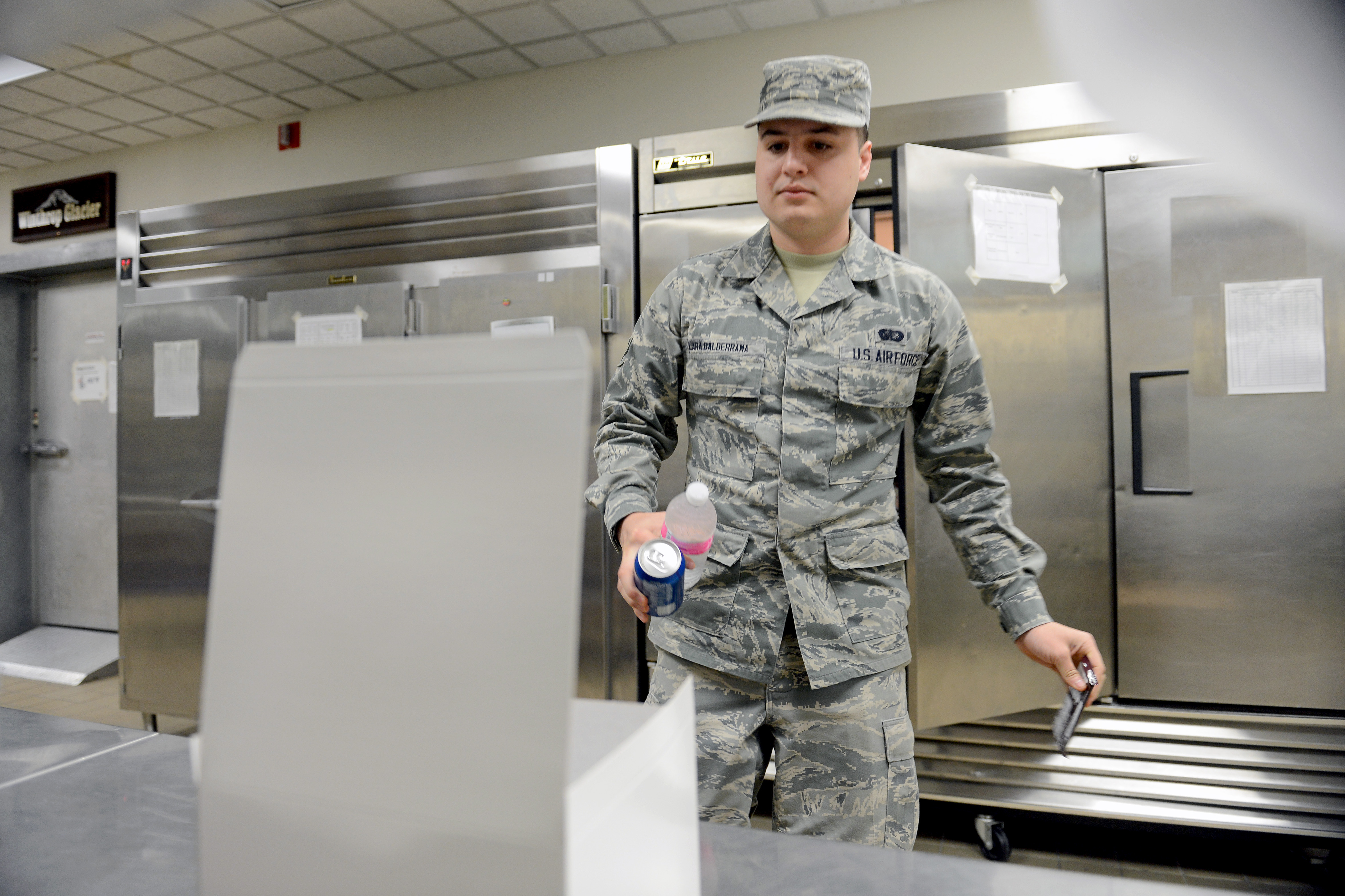 McChord Field's flight kitchen crew sustains Airmen > Team McChord ...