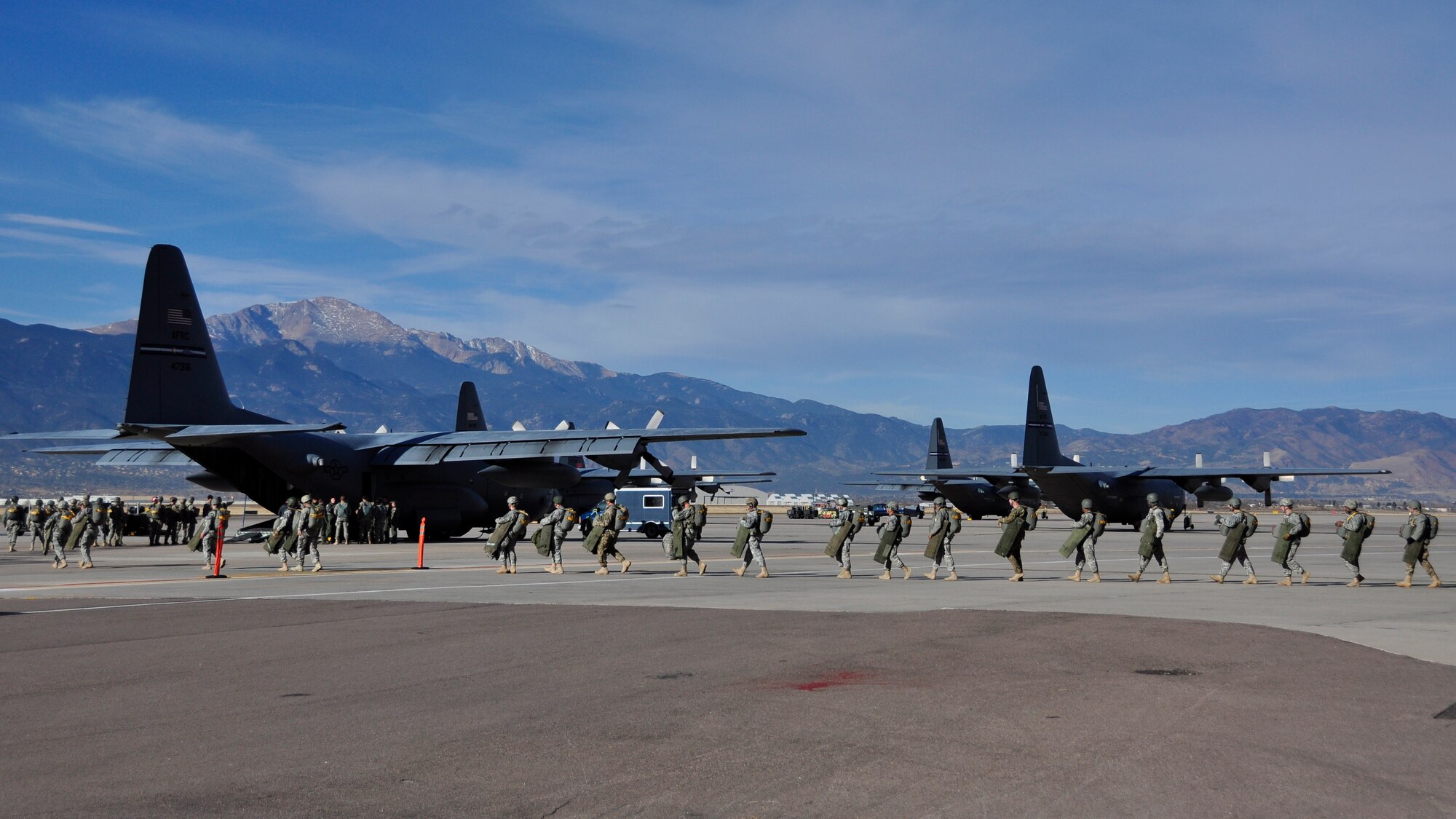 Fort Carson Airborne Soldiers train with Reserve wing > 302nd Airlift ...