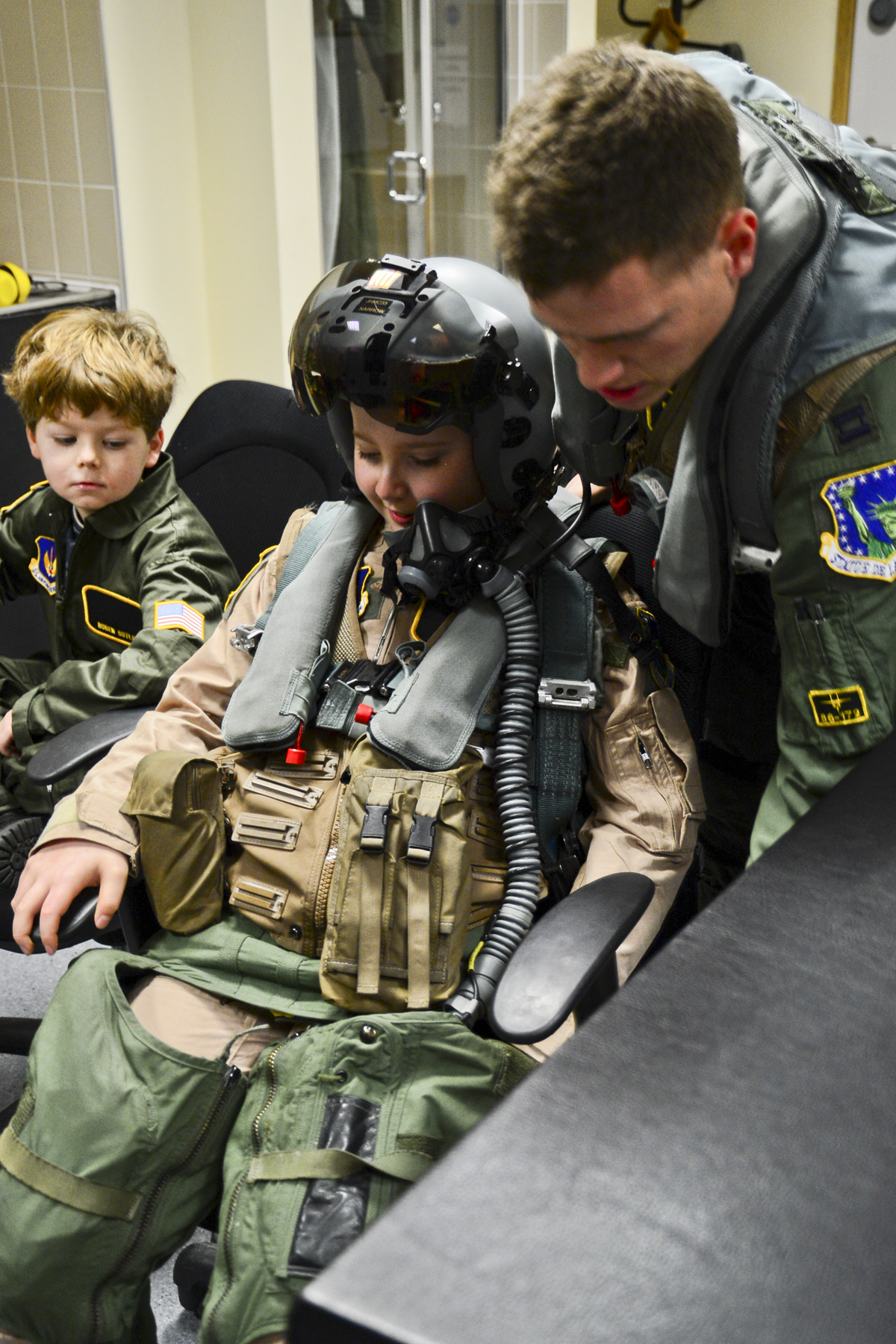 Pilot for a day program grants holiday wish for local children > U.S ...
