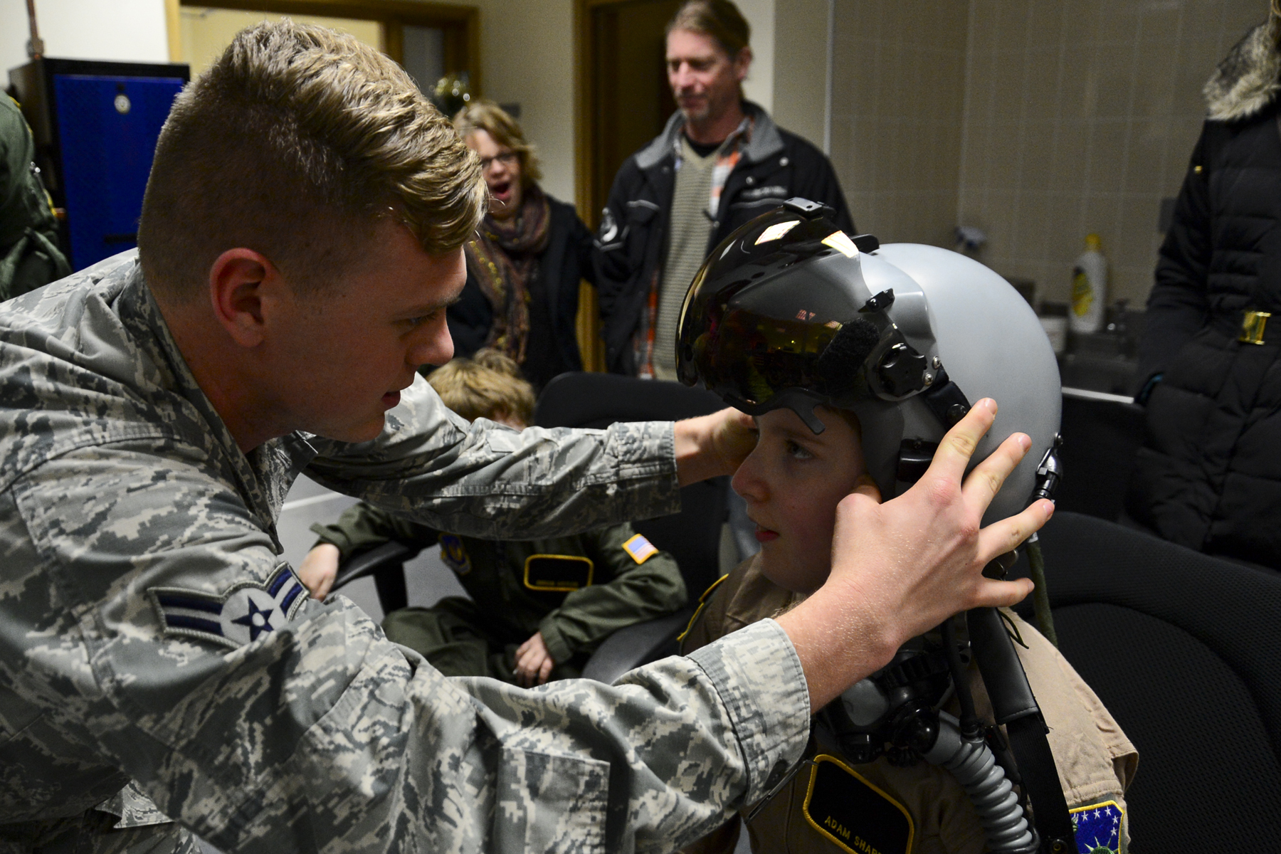 Pilot for a day program grants holiday wish for local children > U.S ...