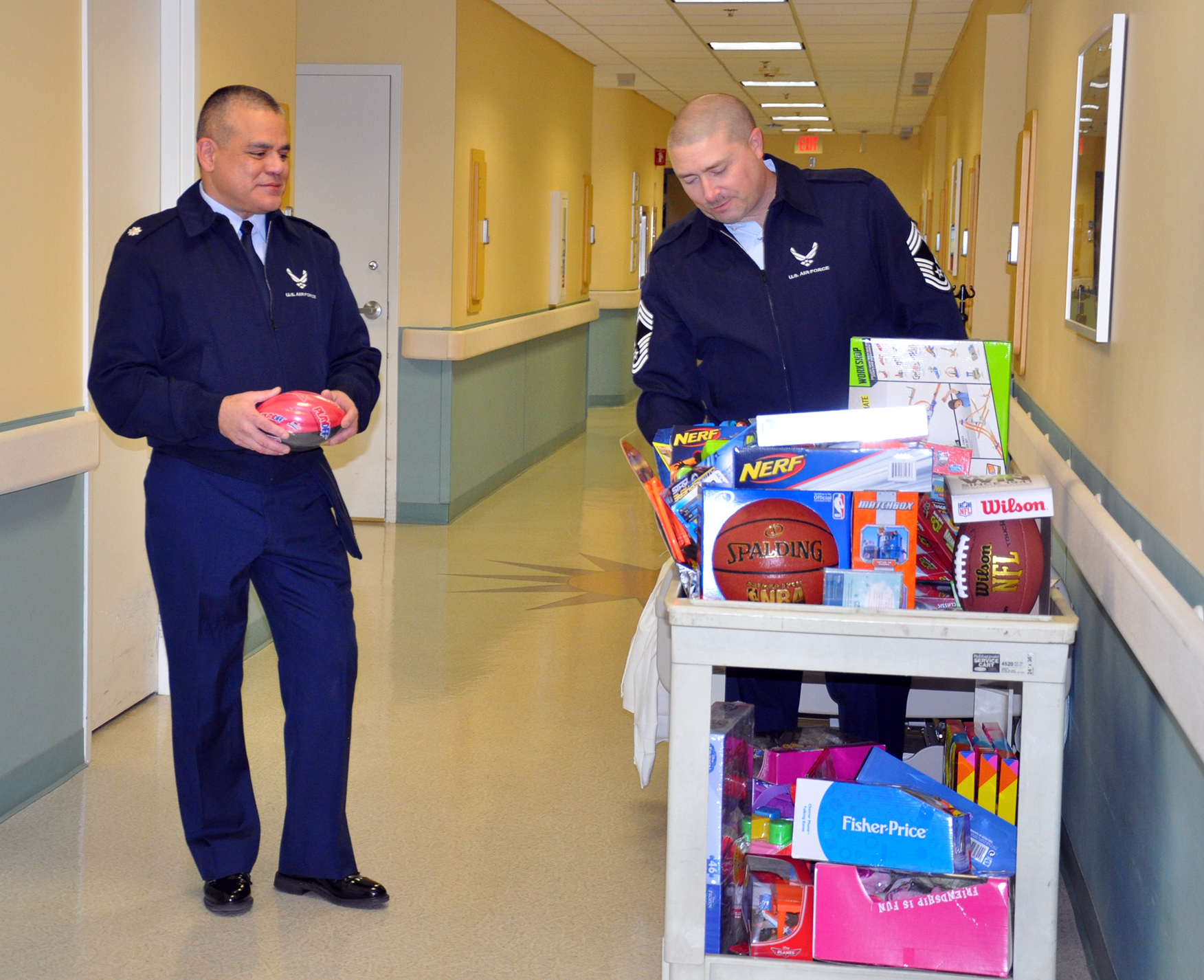 87 APS visits children's hospital > 445th Airlift Wing > Article Display