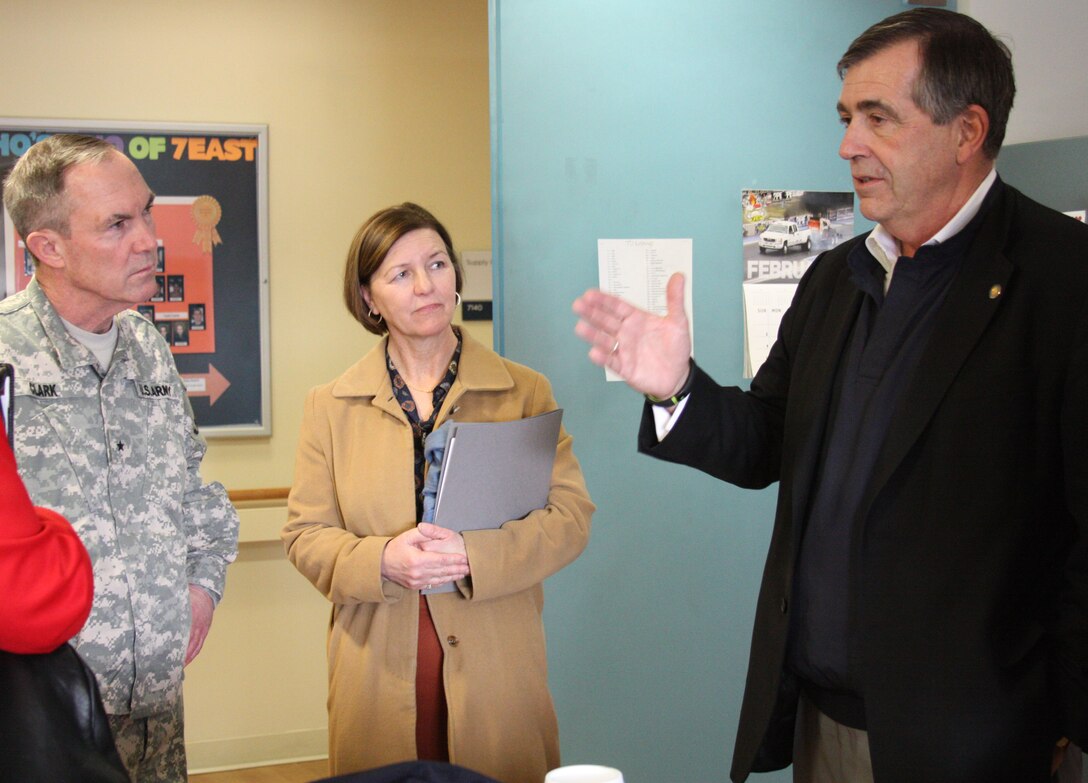 Retired Army Gen. Peter W. Chiarelli, right, speaks with Army Brig. Gen ...