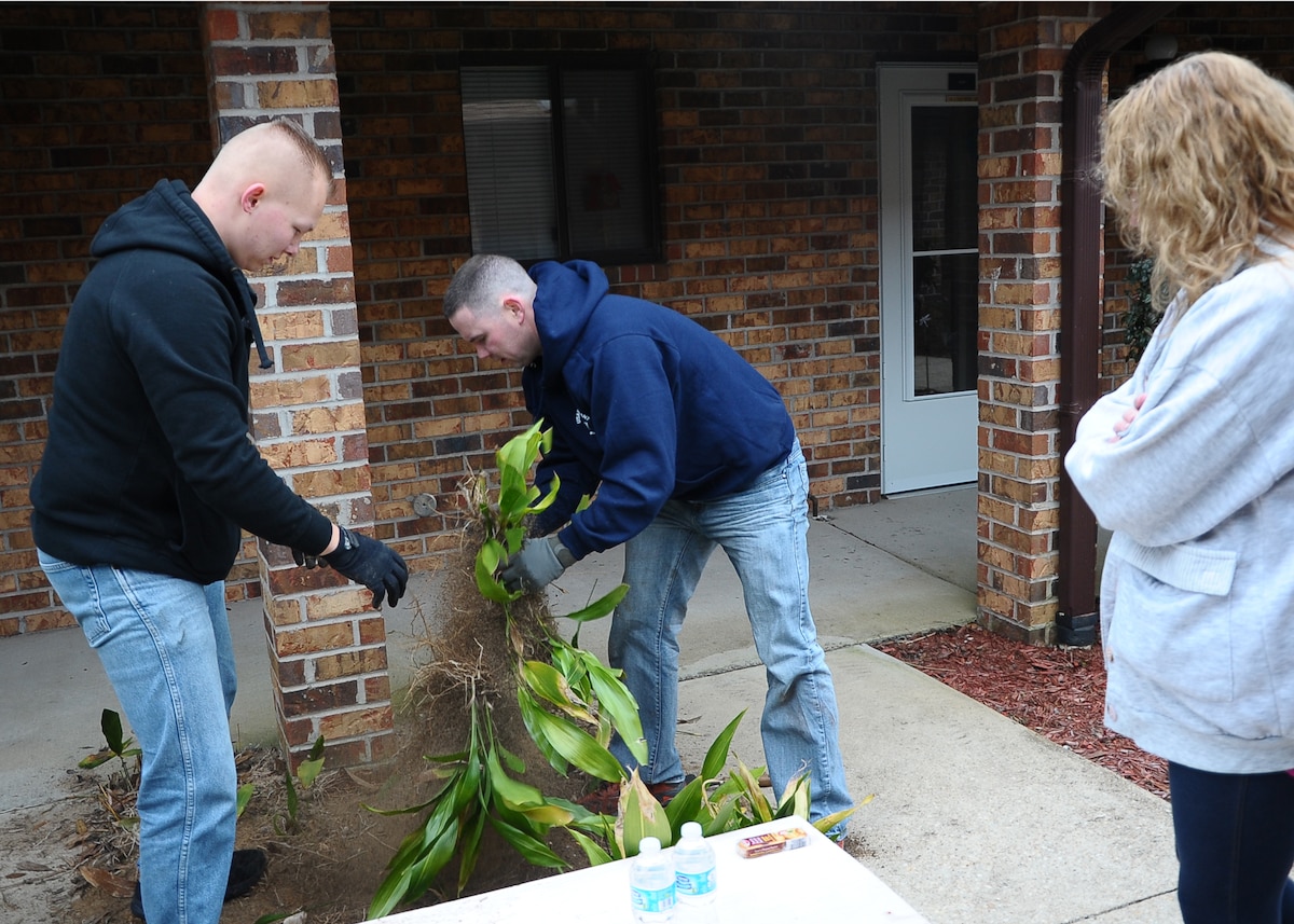 Airmen visit Air Force Enlisted Village > Air Education and Training ...