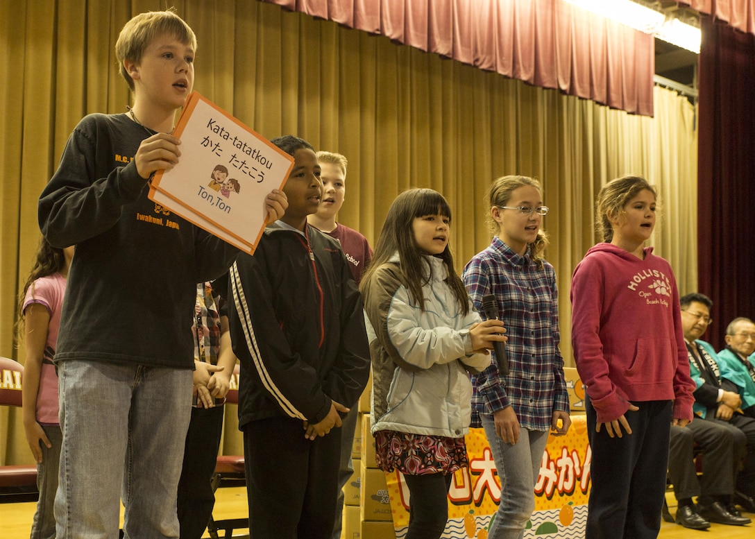 M.C. Perry host Mikan-presentation