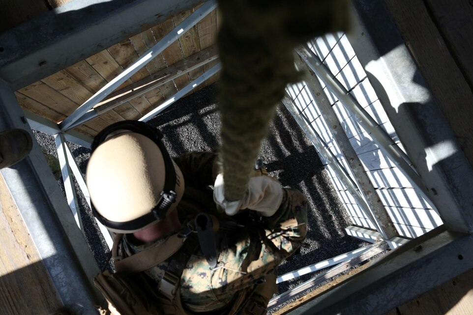 Marines, JGSDF conduct fast-rope training > United States Marine Corps ...