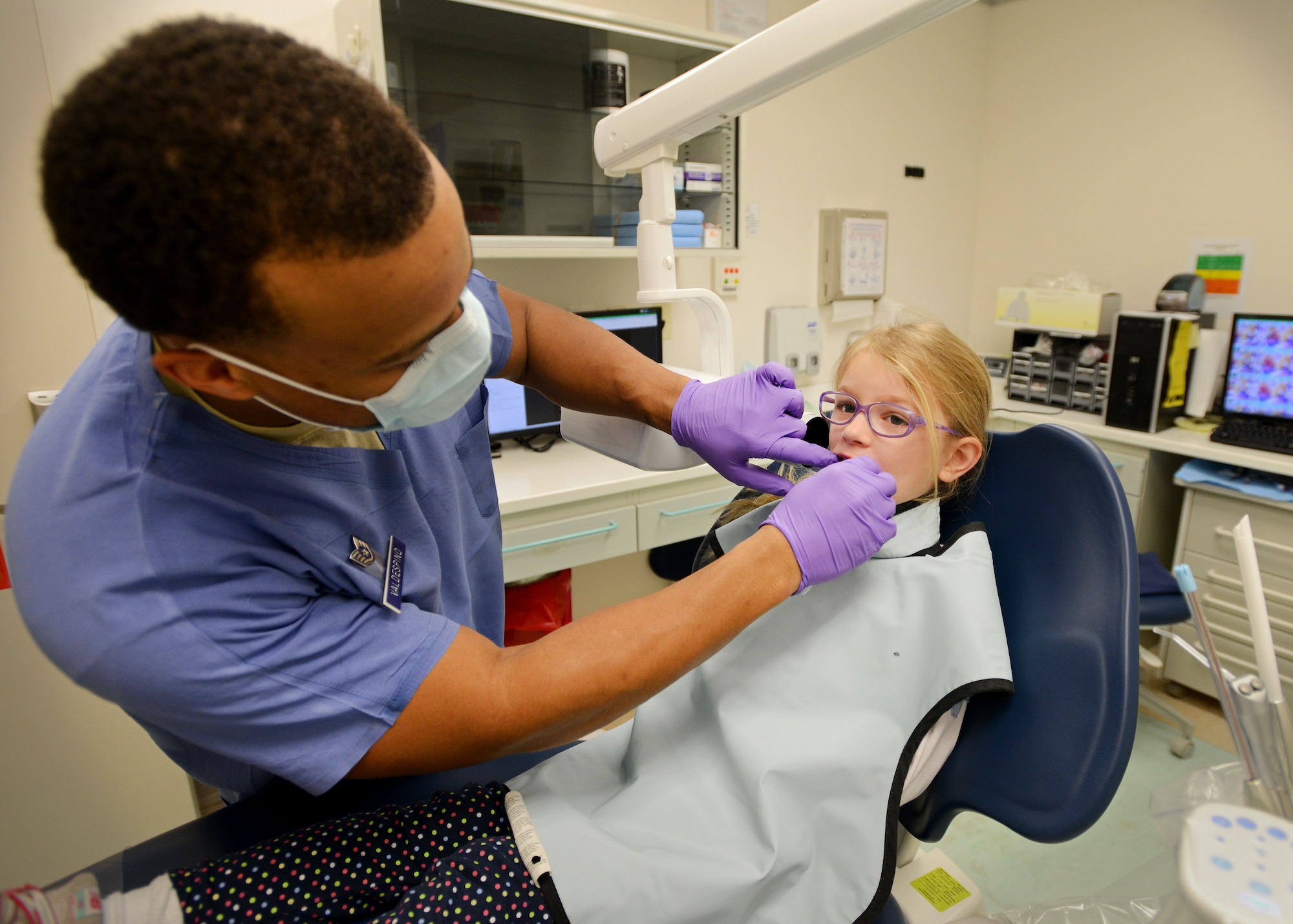 Dentists promote healthy habits at early ages > Aviano Air Base > Display