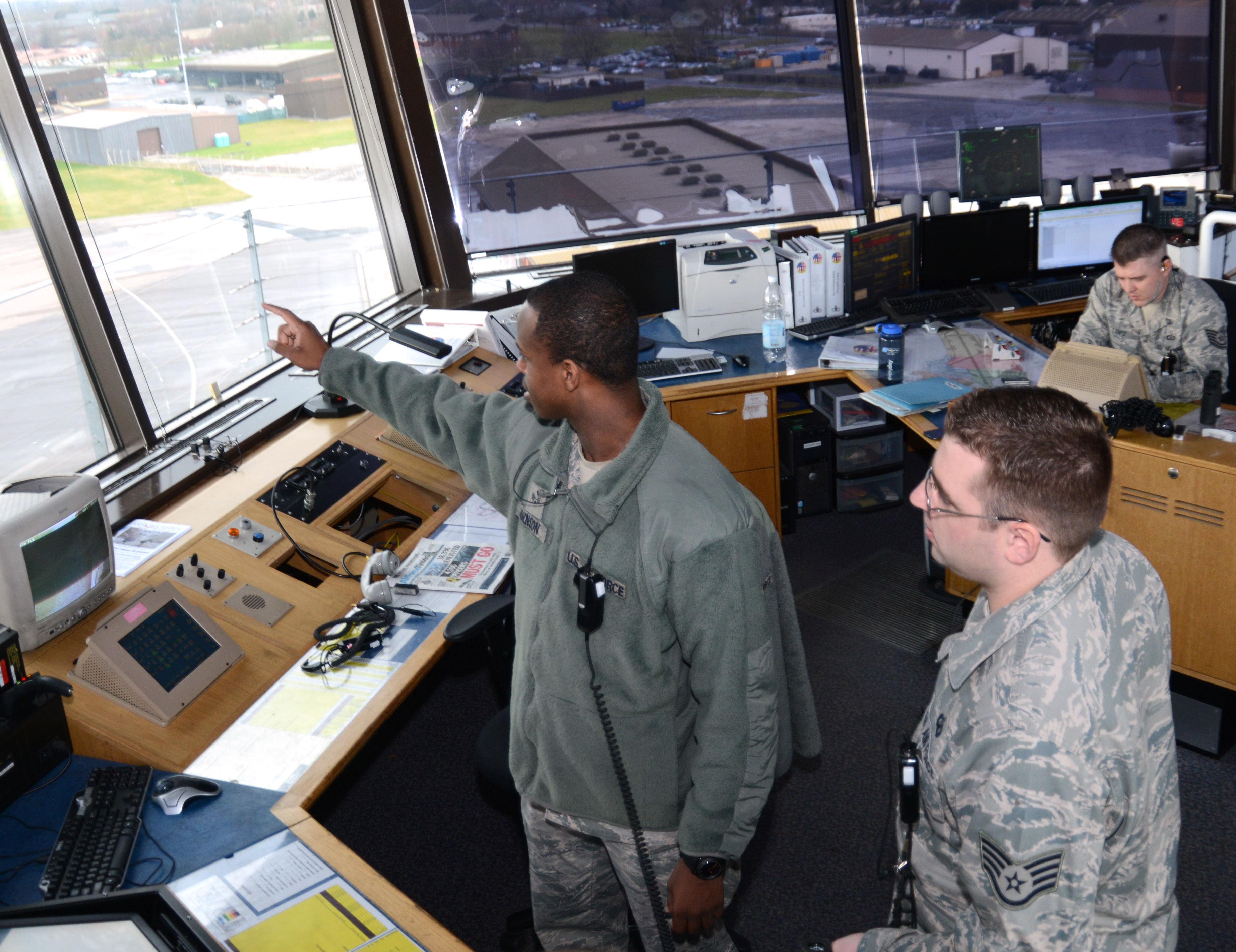 Air traffic controllers keeps eyes on sky > Royal Air Force Mildenhall ...