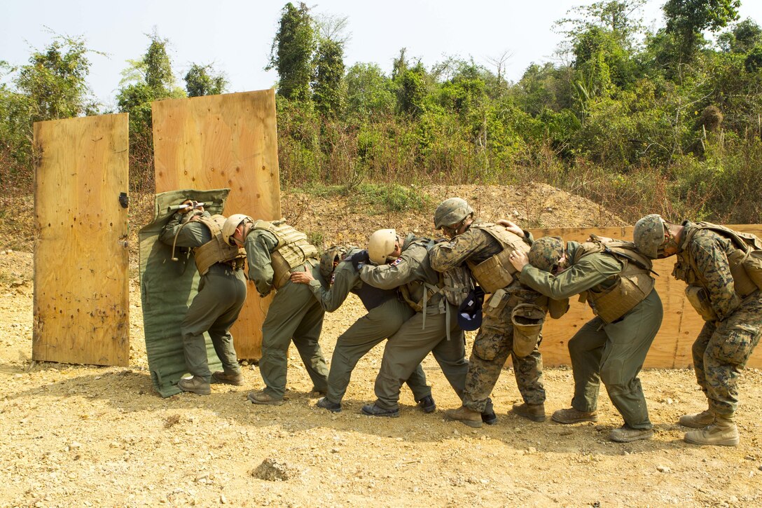 Royal Thai, US Marines practice entry methods