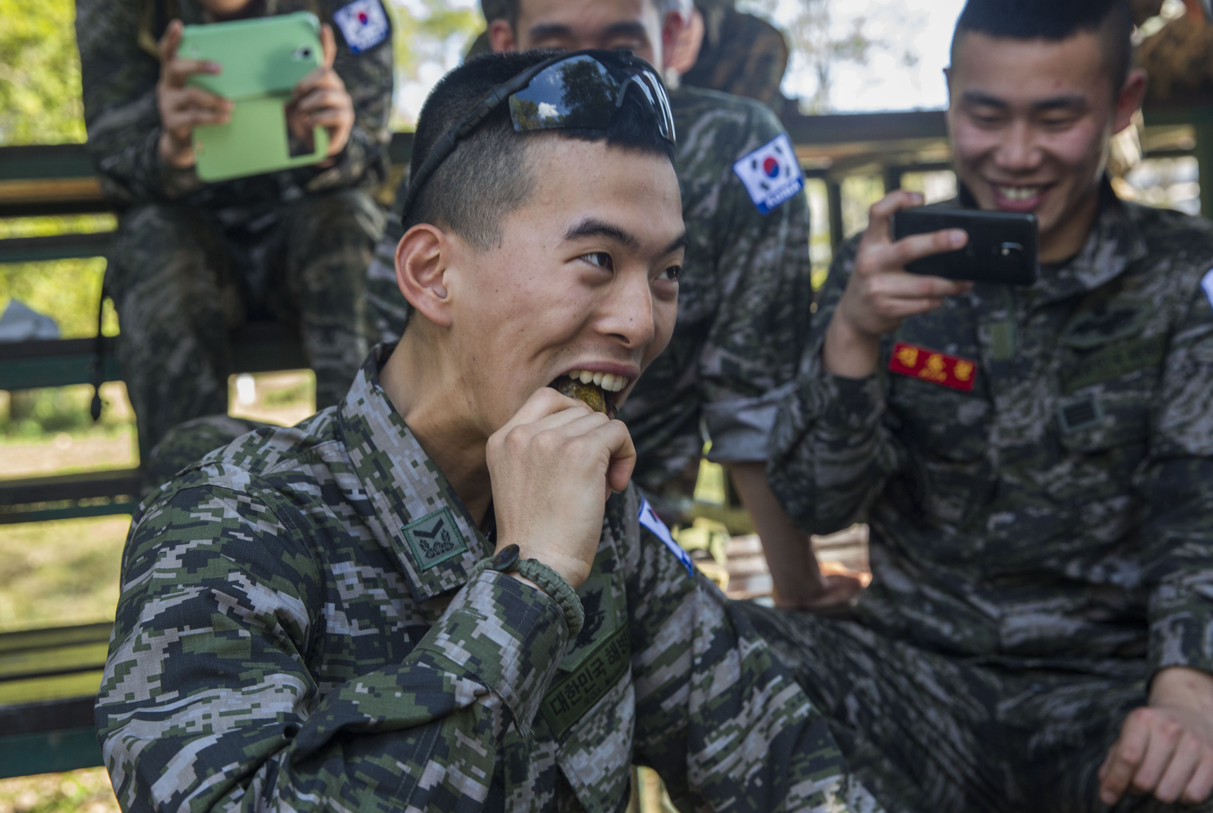 Marines learn to survive in "the bush"