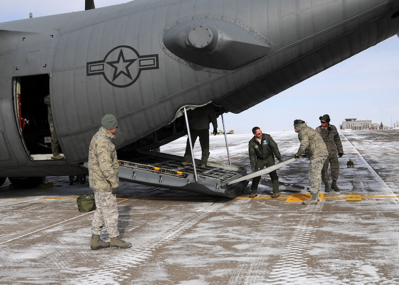 Wyoming C-130 Airmen train Montana counterparts > 120th Airlift Wing ...