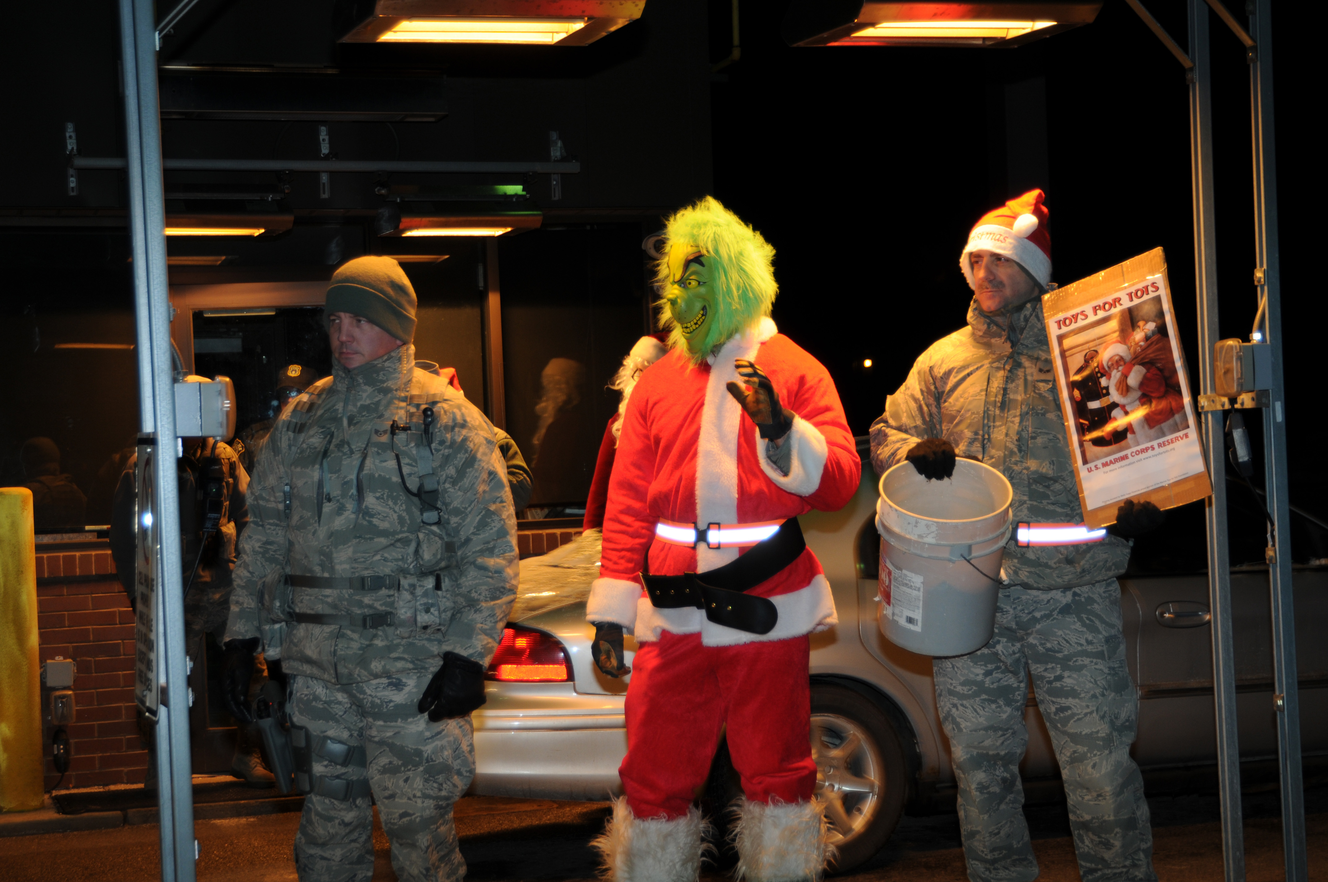 Grinch spreads holiday cheer for 910th Airmen > Youngstown Air Reserve ...