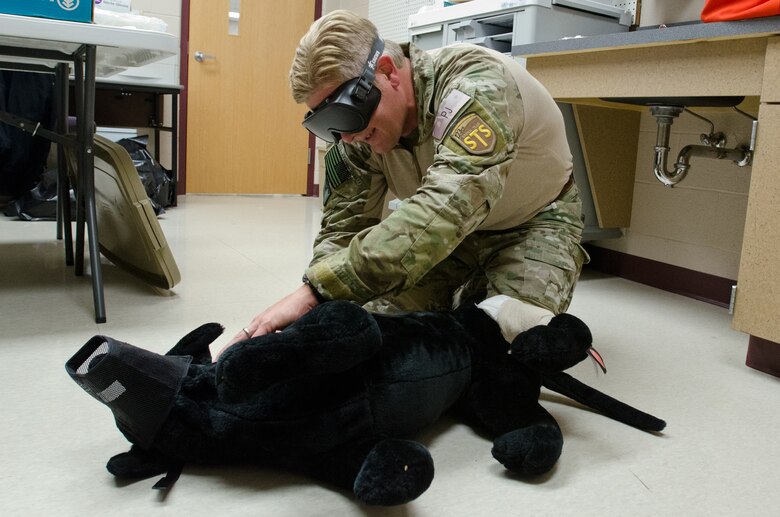 Kentucky Air Guard pararescuemen learn to treat injured military ...