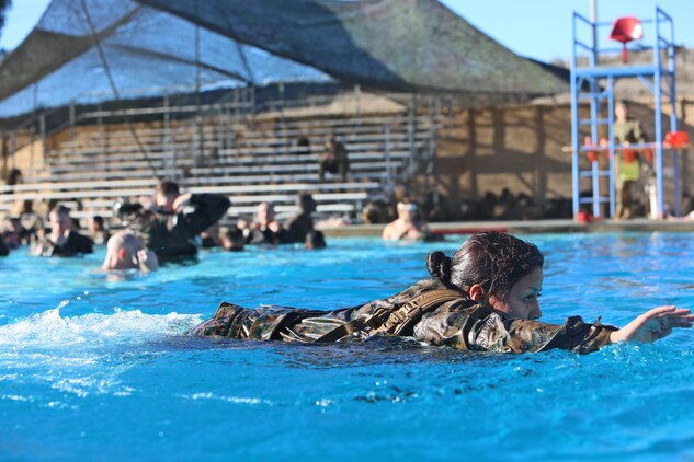 7th ESB Marines test their amphibious abilities during swim ...