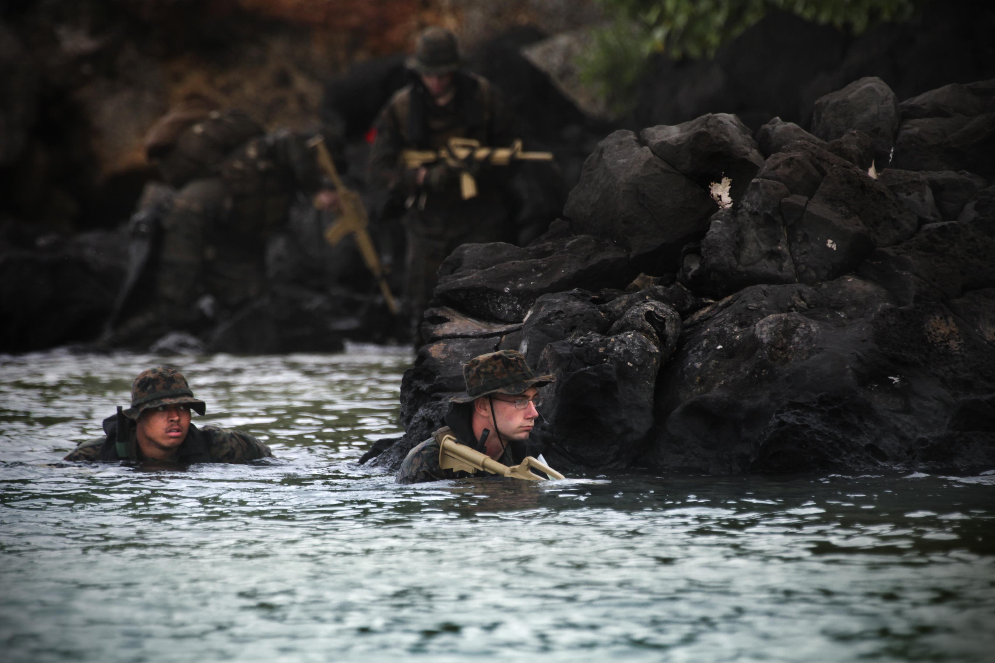 Okinawa Recon Marines train in Hawaiian waters