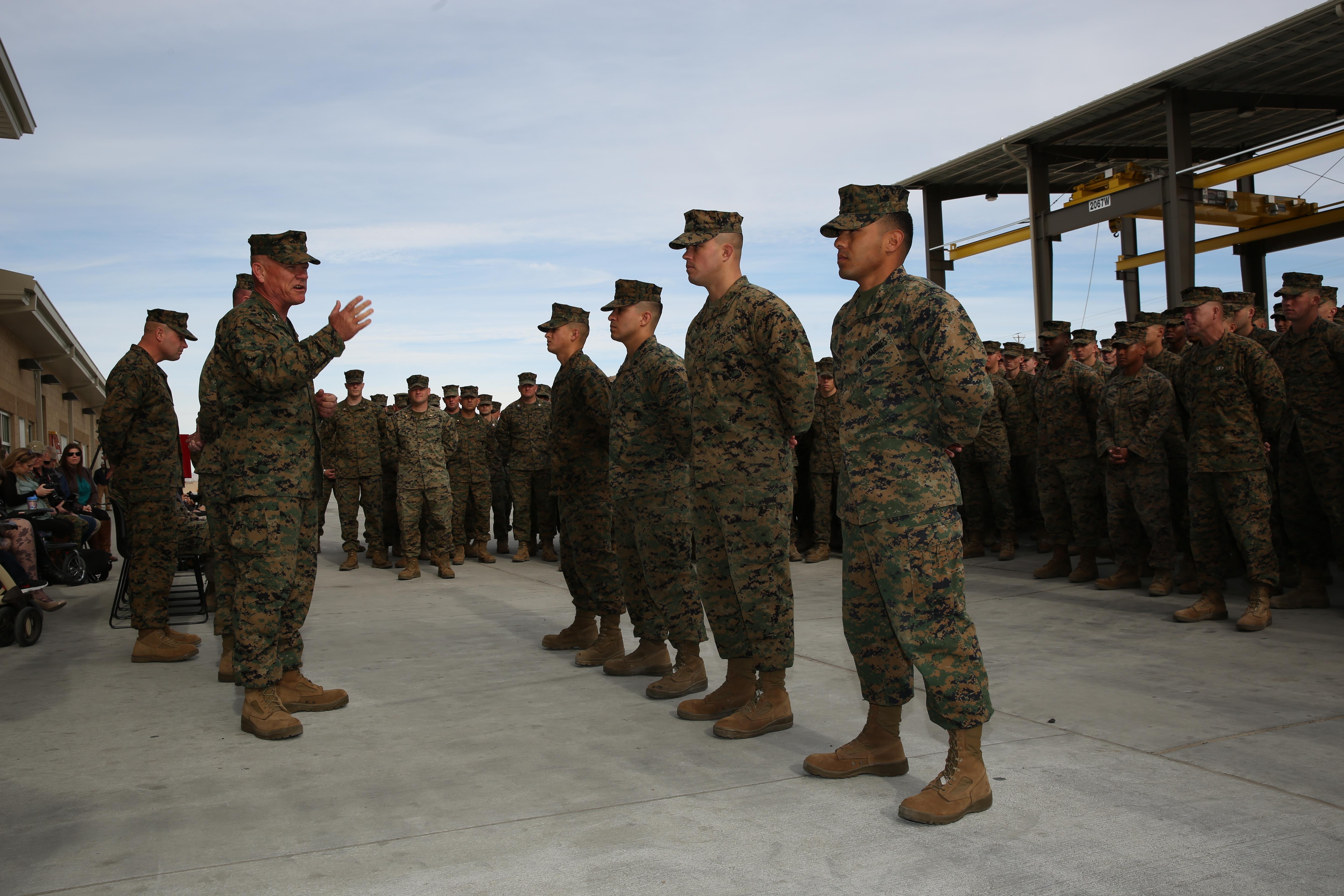 1st MarDiv CG awards '1st Tanks' Marines