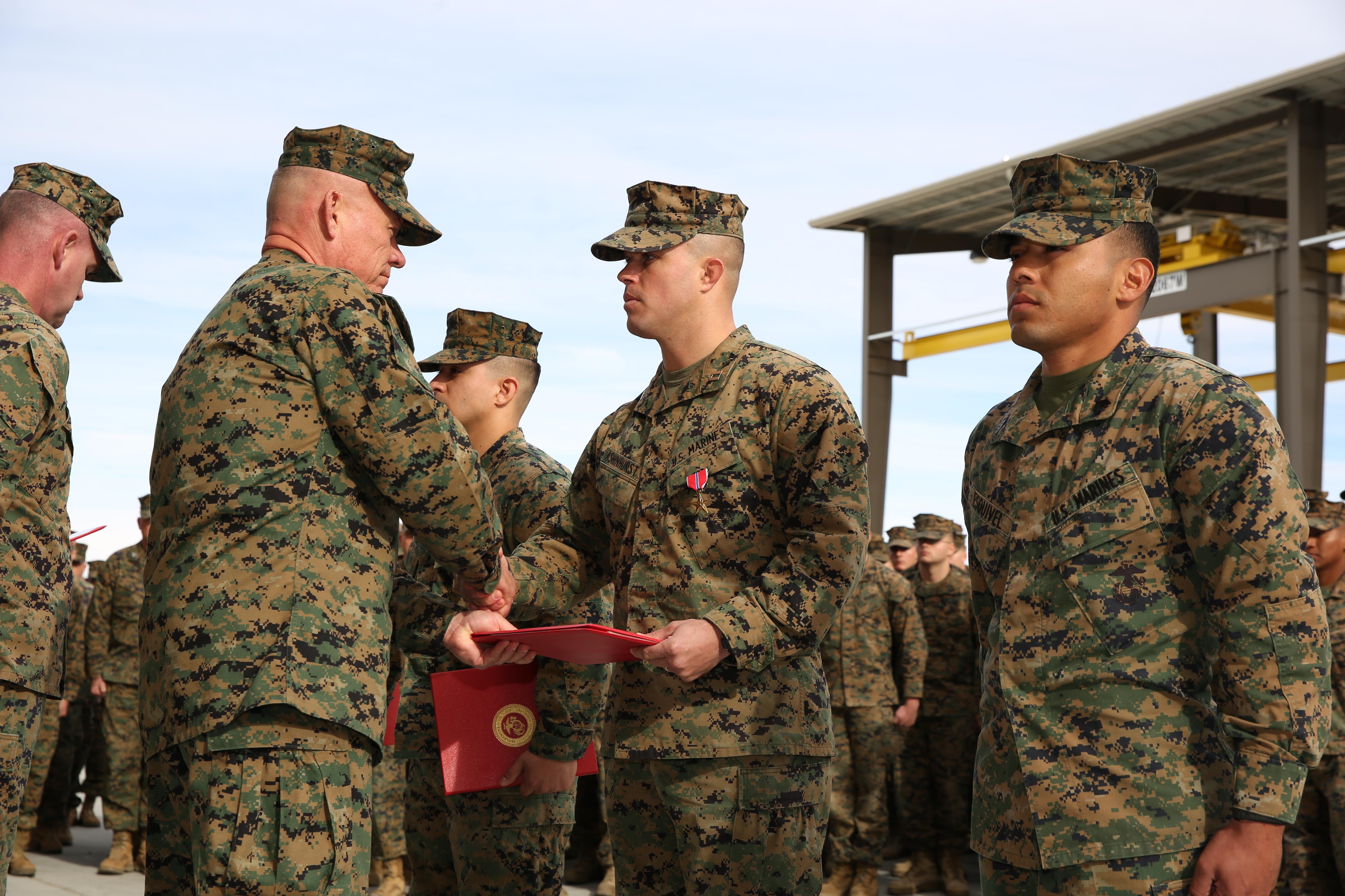 1st MarDiv CG awards '1st Tanks' Marines