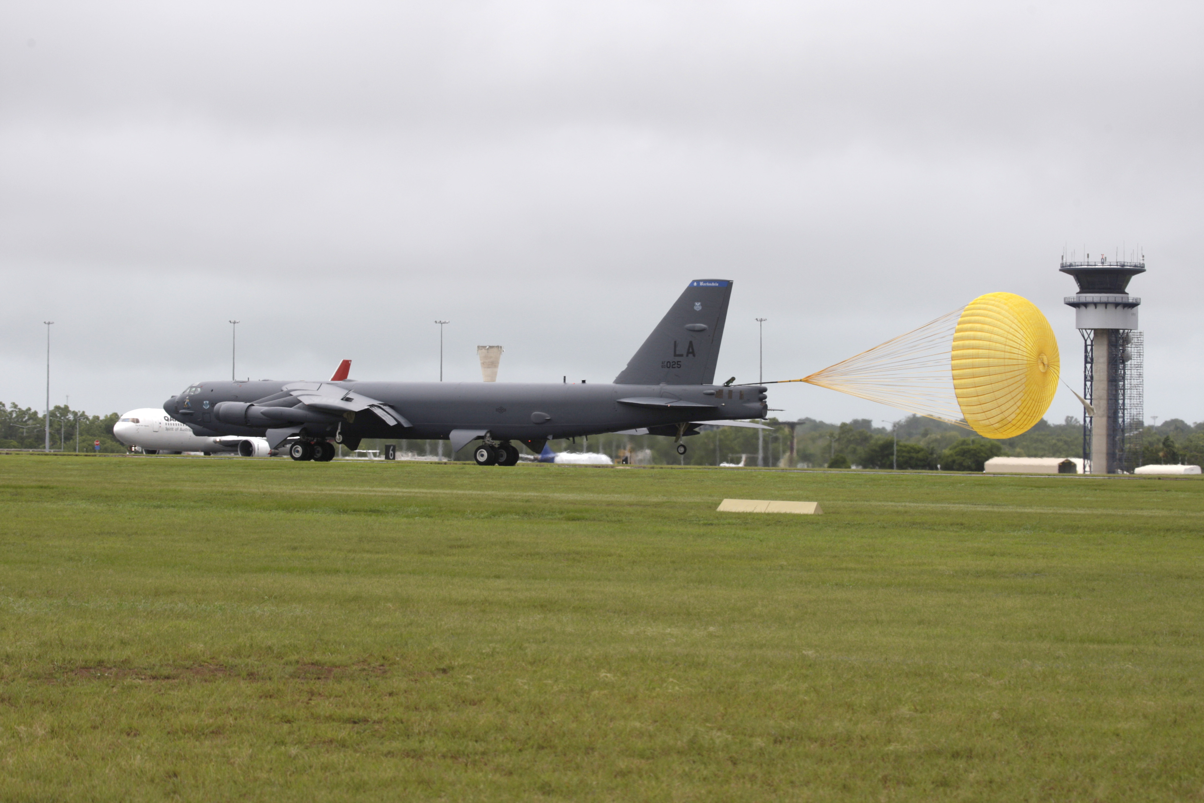 U.S. Air Force B-52 takes part in bilateral training at RAAF Darwin ...