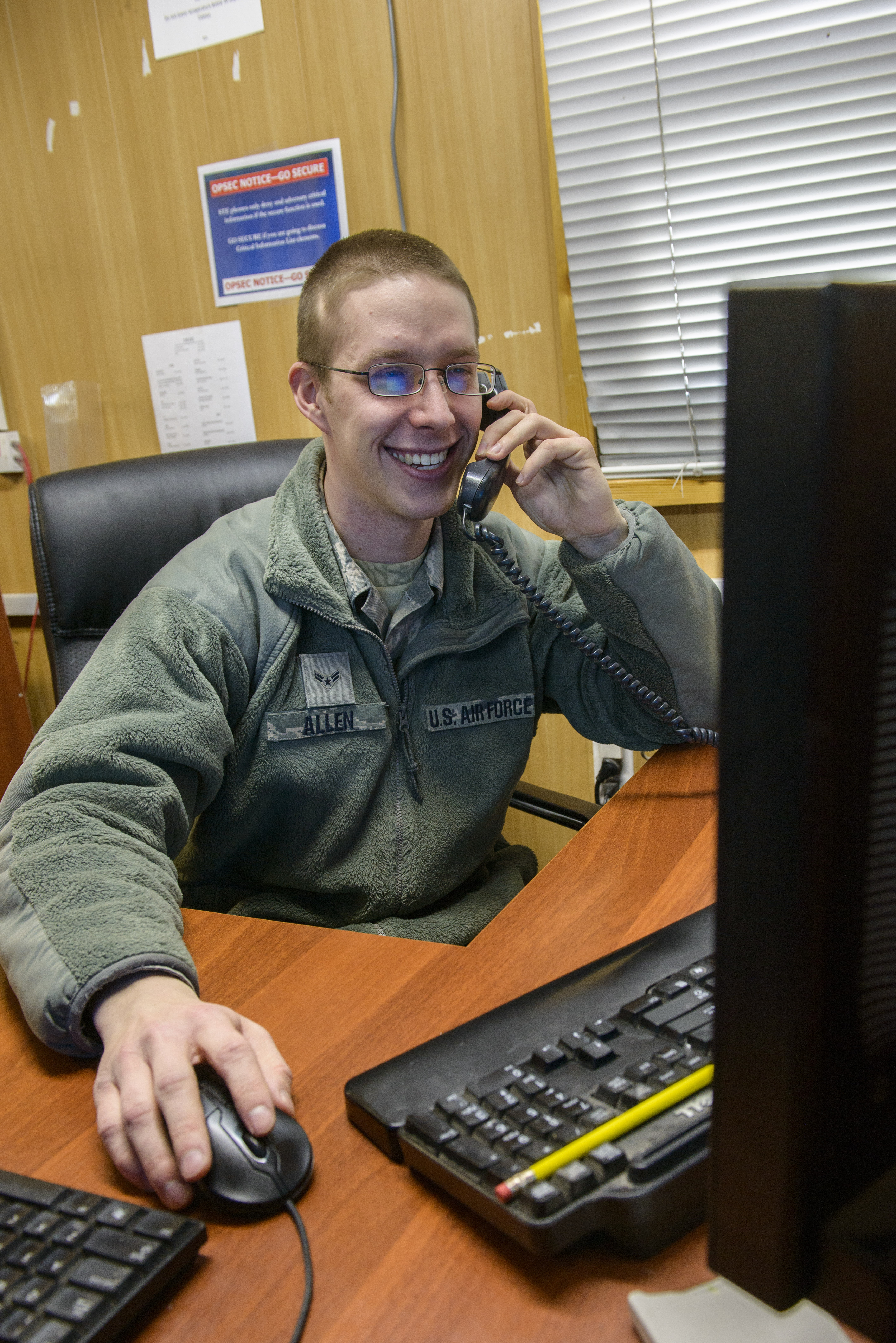 Deployed comm helps keep Airmen connected to fight > U.S. Air Forces ...