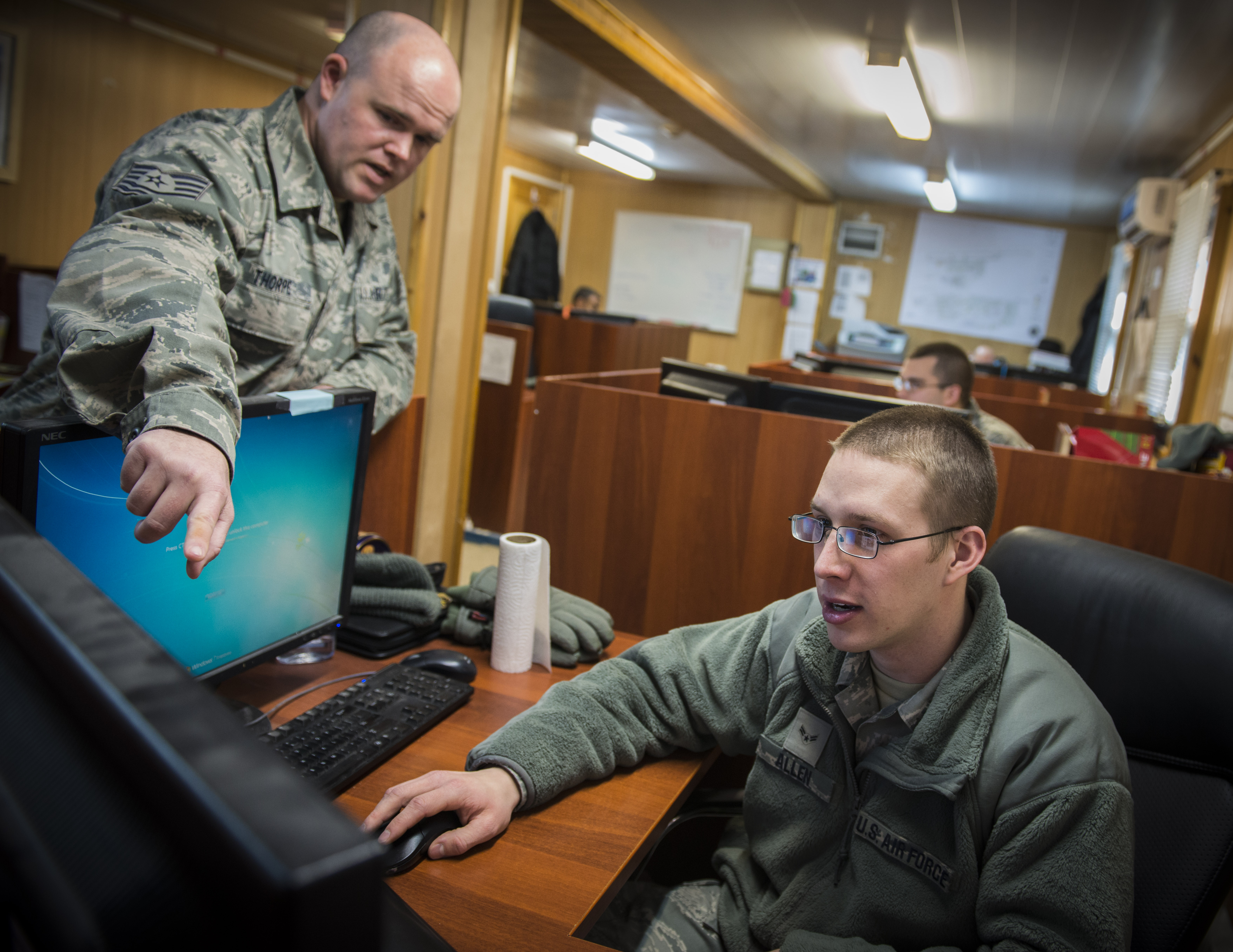 Deployed comm helps keep Airmen connected to fight > U.S. Air Forces ...
