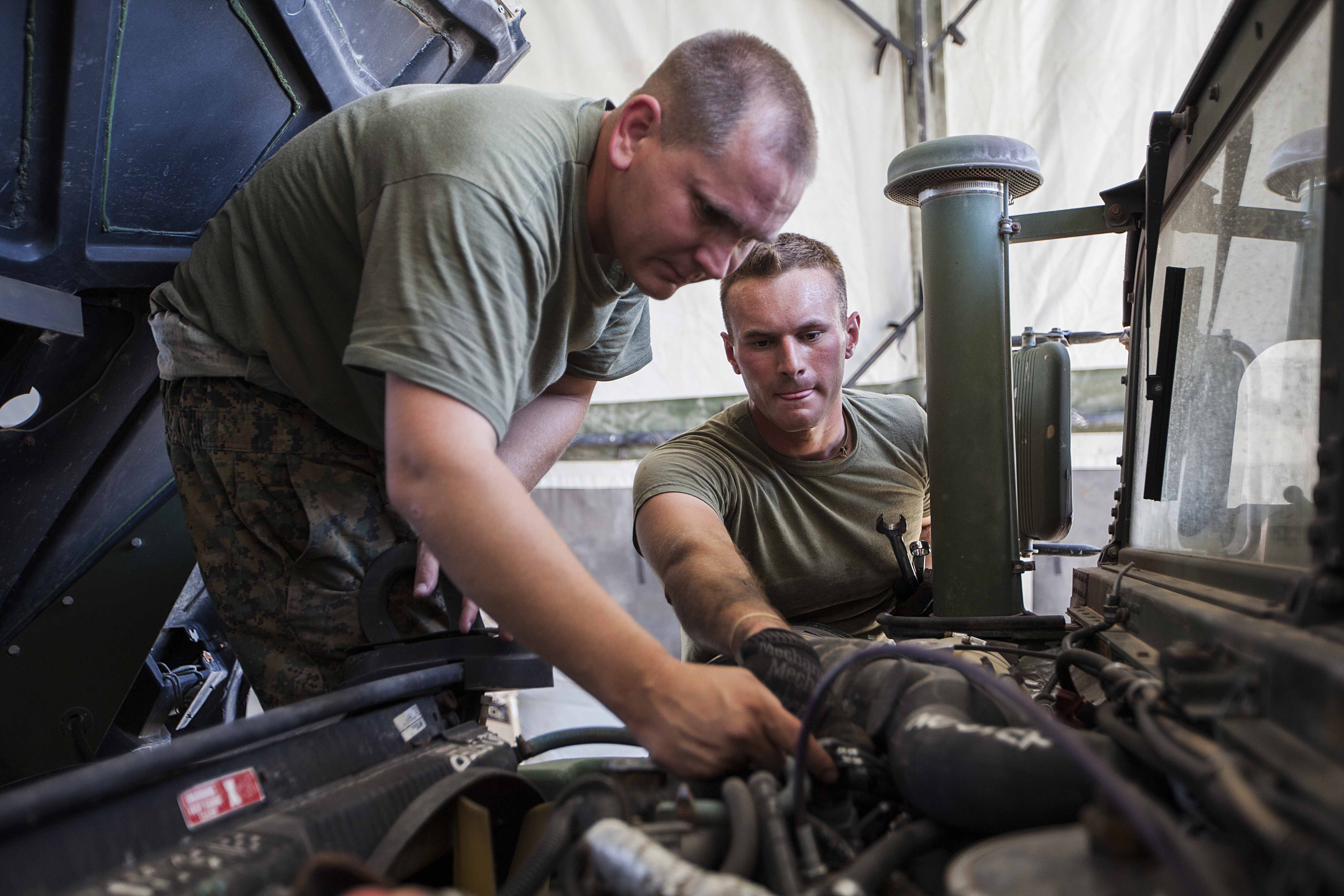 22nd MEU Marines maintain vehicles