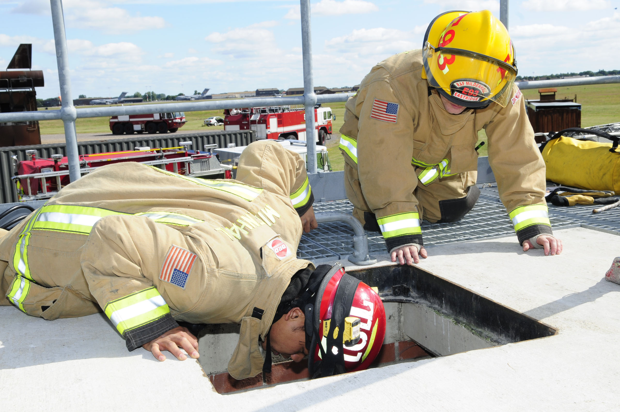 Firefighters train on confined-space rescue procedures > U.S. Air ...