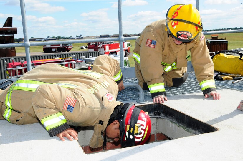 Firefighters train on confined-space rescue procedures > U.S. Air ...
