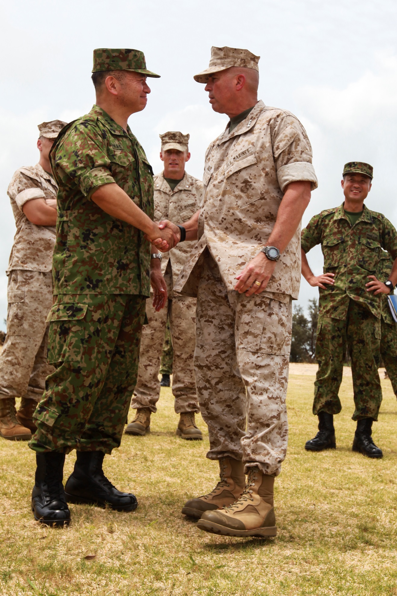 JGSDF, III MEF CGs visit their training service members