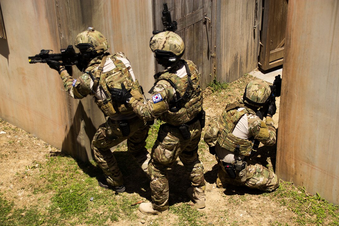 Special operations forces raid town during RIMPAC training in Hawaii