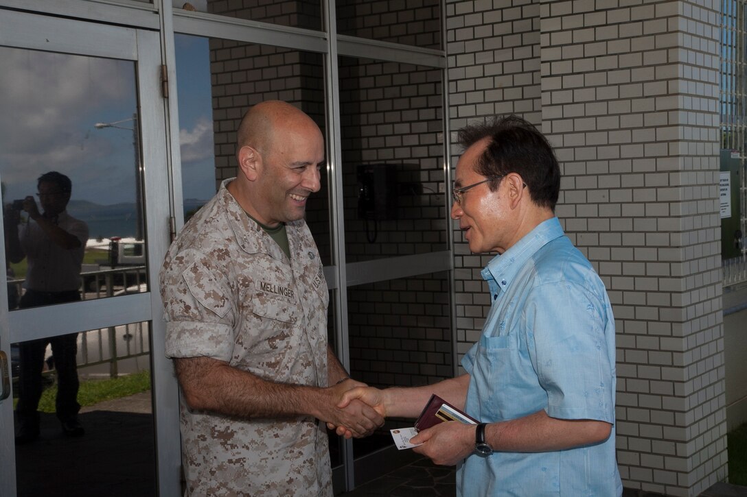 Mayor visits III MEF headquarters