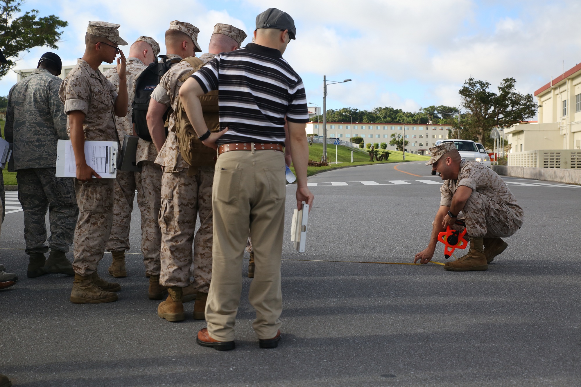 Service members receive roadside investigative training